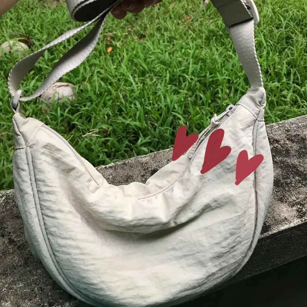 กระเป๋าสะพายuniqlo เก๋ๆ ️ | แกลเลอรีที่โพสต์โดย pammm.mmm | Lemon8