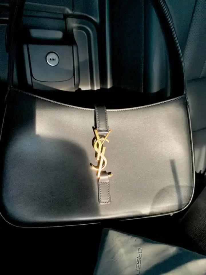 YSL LE 5 À 7 HOBO BAG IN SMOOTH LEATHER | แกลเลอรีที่โพสต์โดย Ploycobra | Lemon8