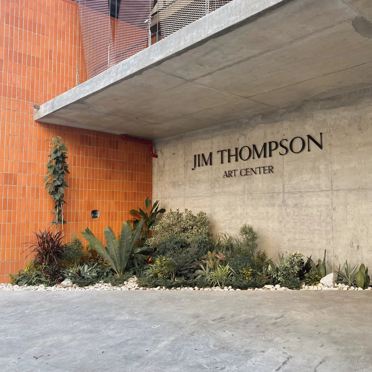 แต่งตัวไปดูงานศิลปะที่ ‘Jim Thompson House Museum’ 🖤 | แกลเลอรีที่โพสต์ ...