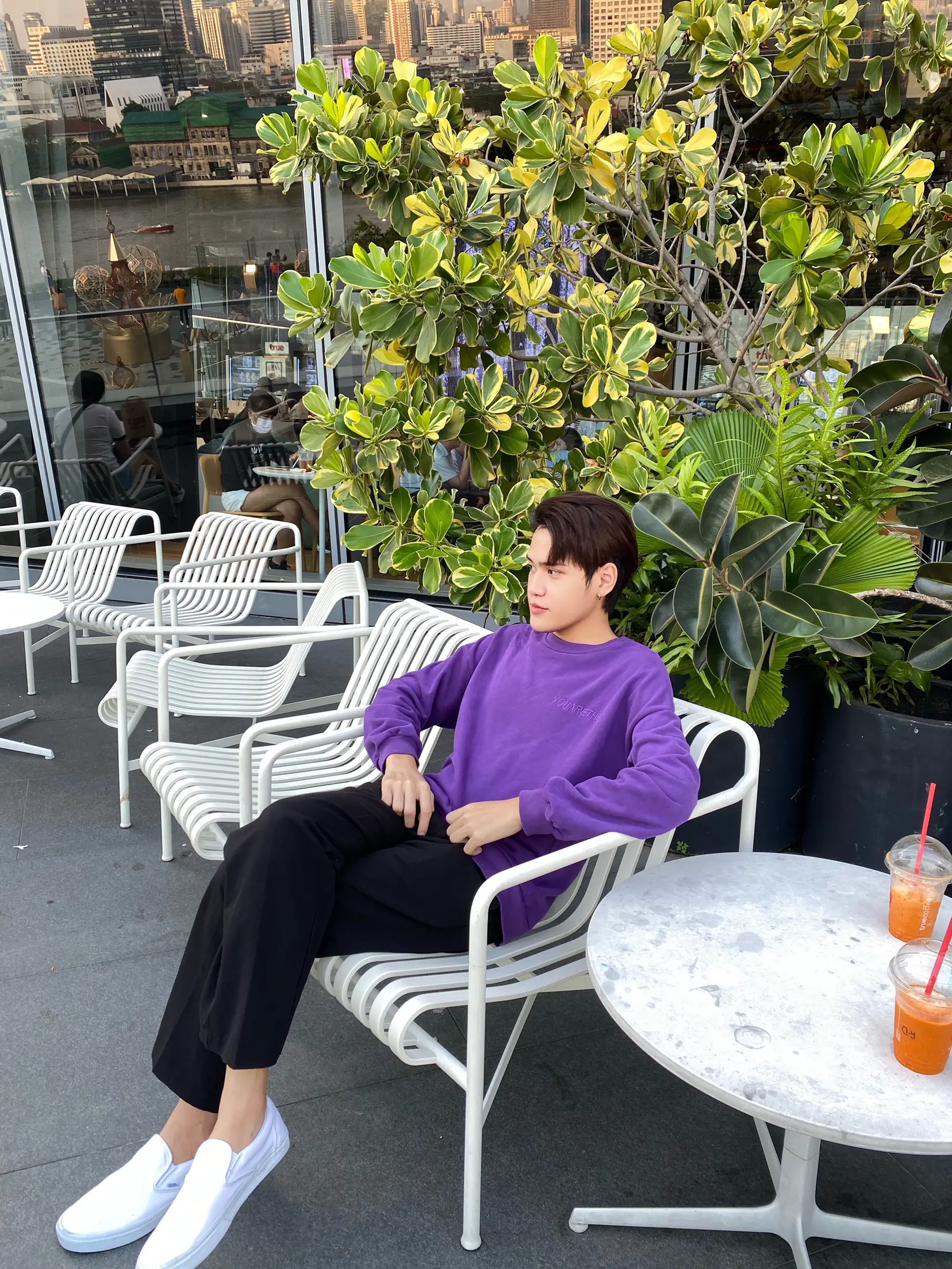 สเวตเตอร์เก๋ๆชิคสีม่วงใส่แล้วโคตรเท่! | แกลเลอรีที่โพสต์โดย ty.wsb | Lemon8