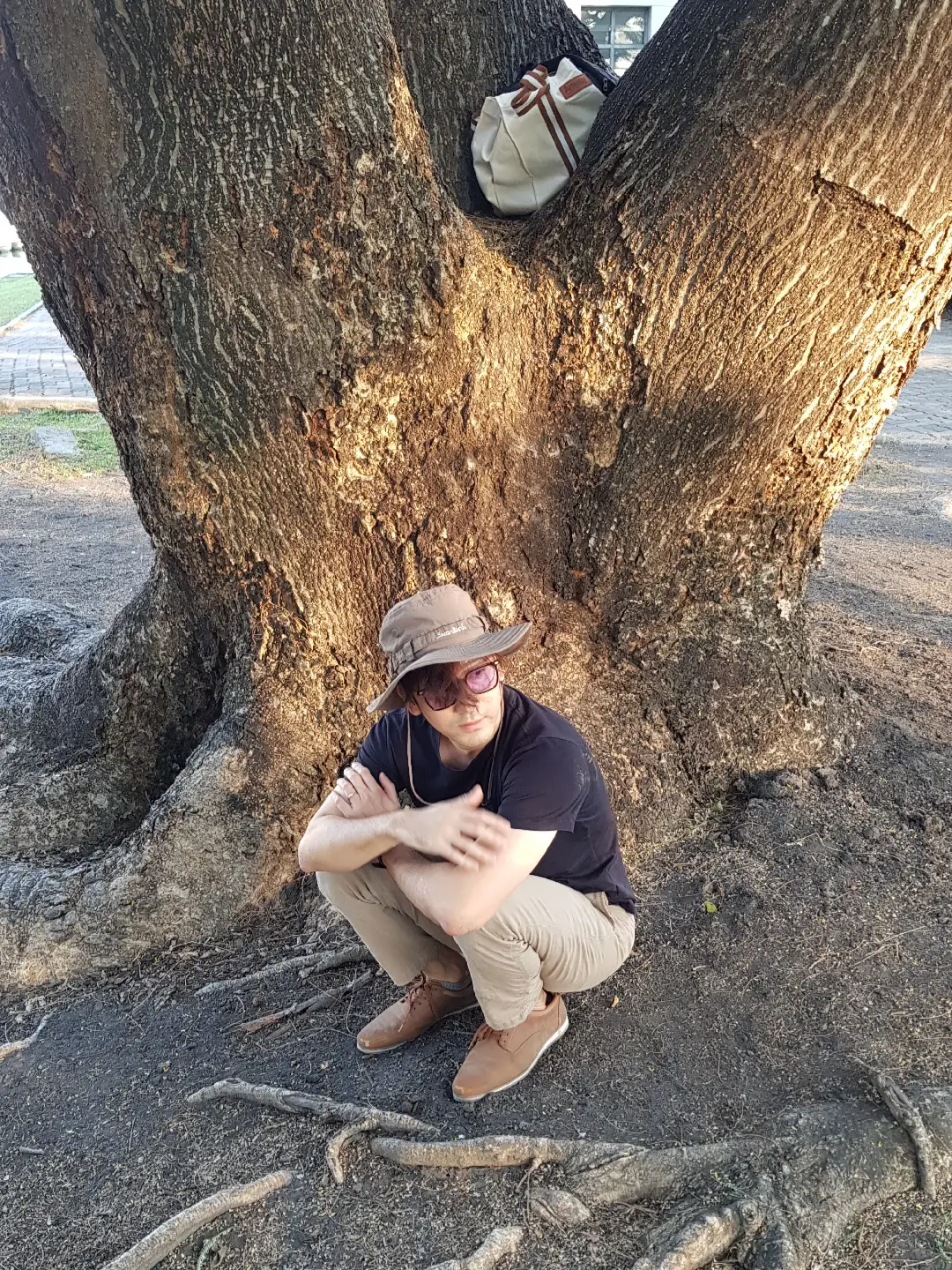 เรื่องของ "ท่านั่งกอดเข่า" | แกลเลอรีที่โพสต์โดย RYAN | Lemon8