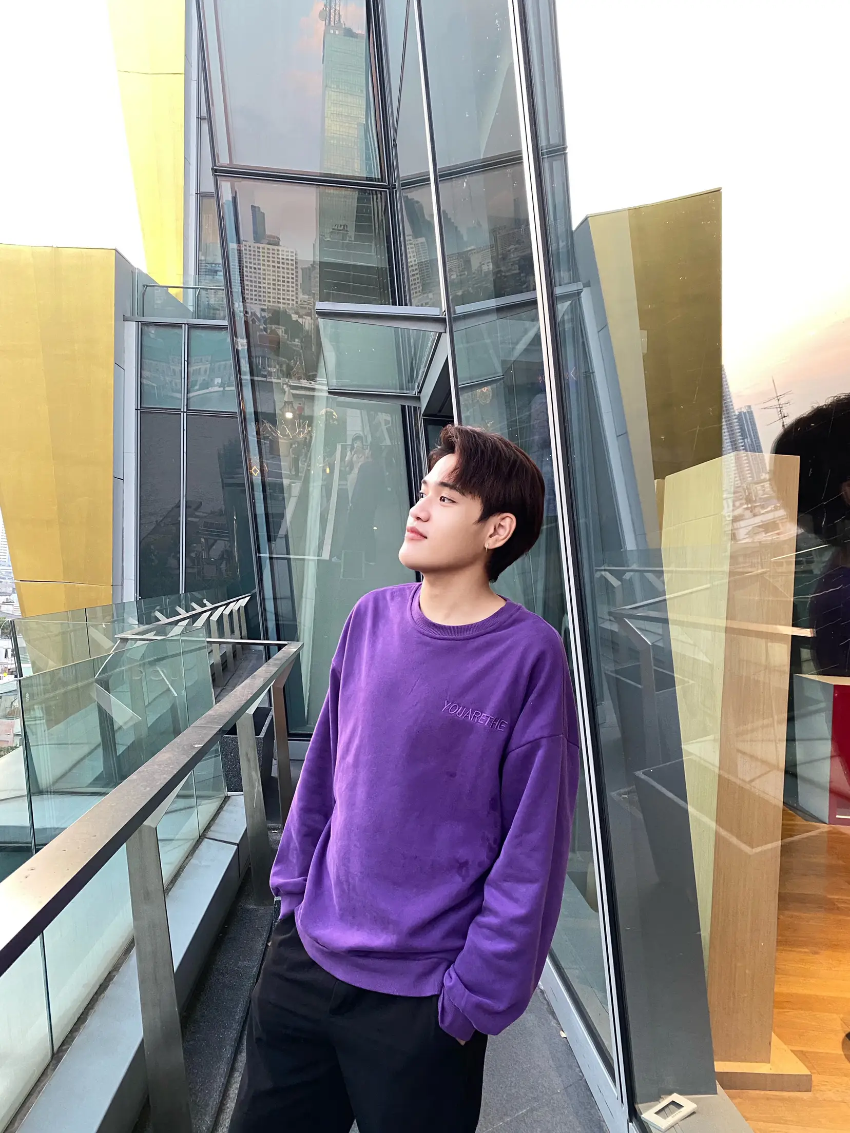 สเวตเตอร์เก๋ๆชิคสีม่วงใส่แล้วโคตรเท่! | แกลเลอรีที่โพสต์โดย ty.wsb | Lemon8