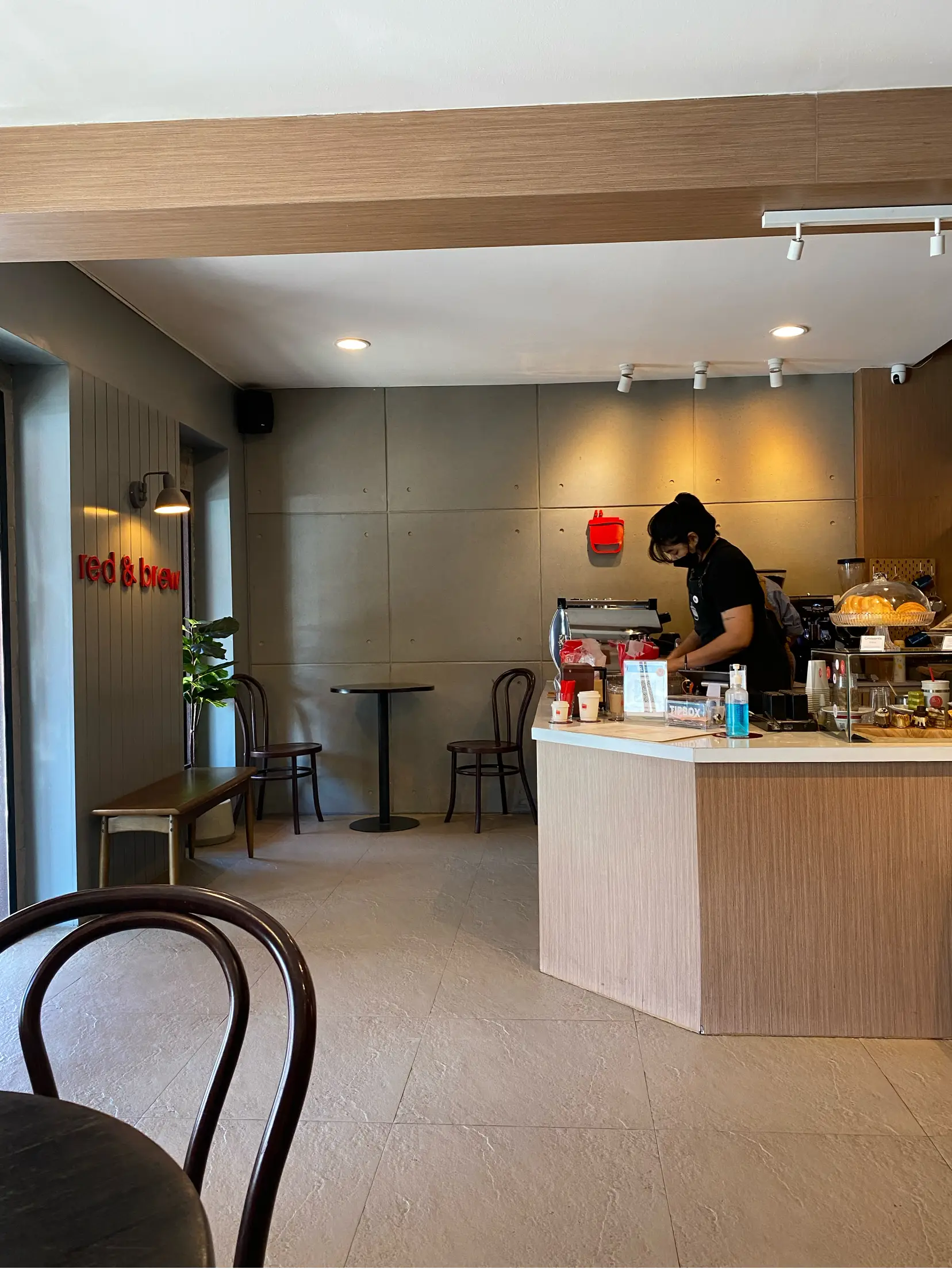 Red and Brew Coffee cafe 🎈📮 | แกลเลอรีที่โพสต์โดย youyouyou | Lemon8