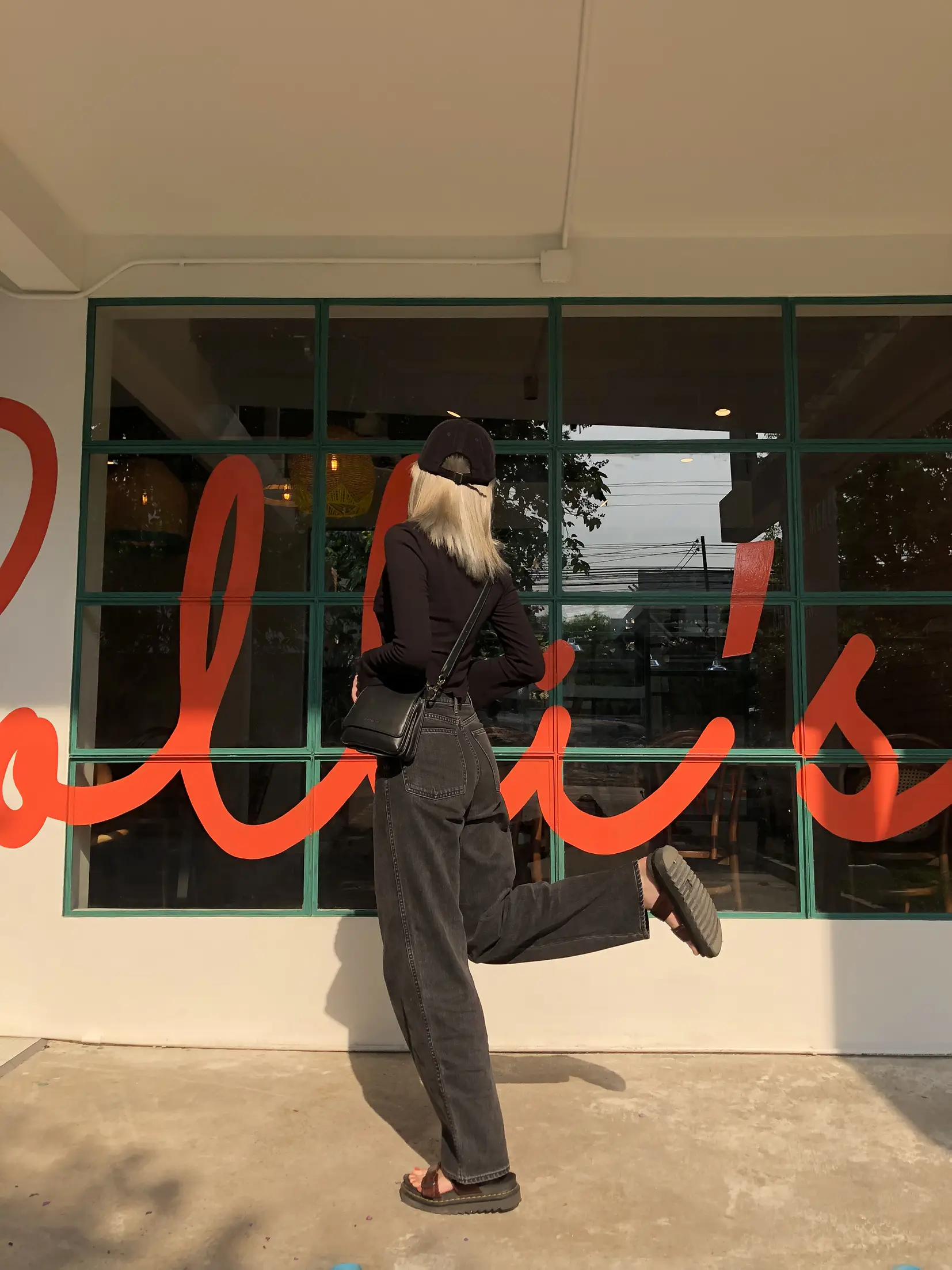 OOTD all black ไปคาเฟ่คาใจ สาววัยใสเกาหลี📸🤍 | แกลเลอรีที่โพสต์โดย Dudepop | Lemon8