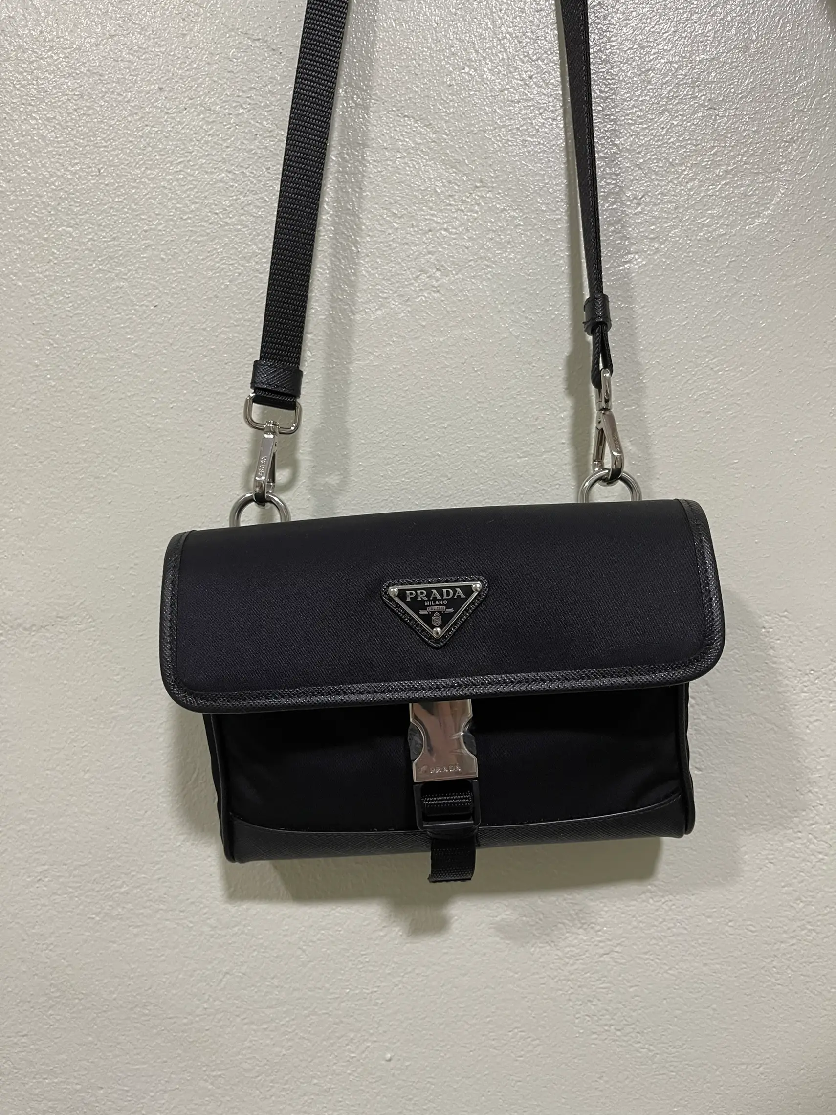 กระเป๋า prada phone bag ที่ใช้ประจำ | แกลเลอรีที่โพสต์โดย Chbymint | Lemon8