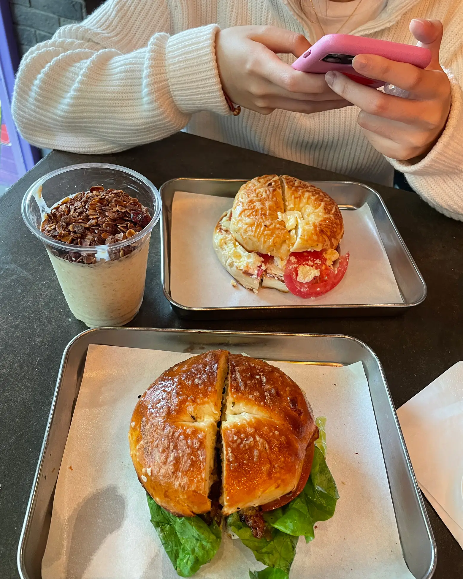 กรอบนอก นุ่มใน ไส้ทะลัก ไป boom boom bagels 🥯 | แกลเลอรีที่โพสต์โดย phployy | Lemon8