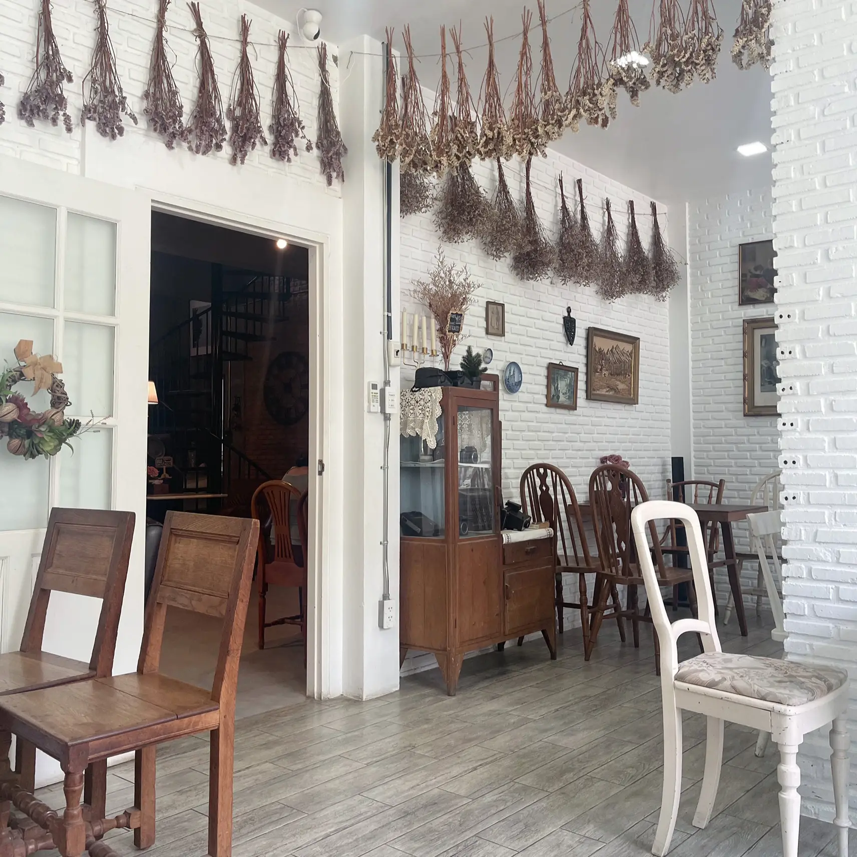 คาเฟ่ดังในร้อยเอ็ด “White House Cafe &Studio” 🤍 | แกลเลอรีที่โพสต์โดย พิกัดที่โปรไฟล์ | Lemon8