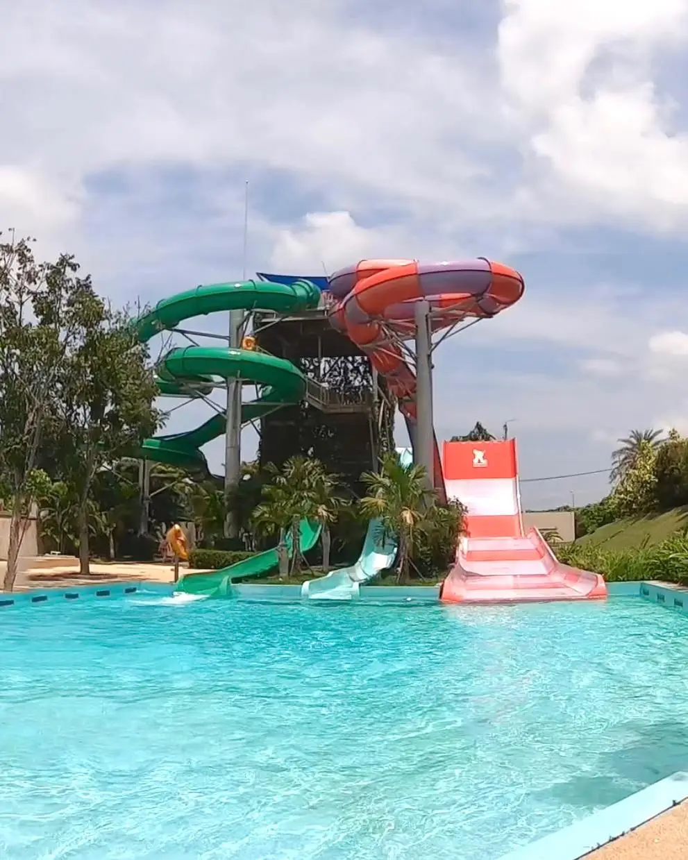 หน้าร้อนแบบนี้ ต้องมาเล่นสวนน้ำดับร้อนกัน 💦 | แกลเลอรีที่โพสต์โดย ...