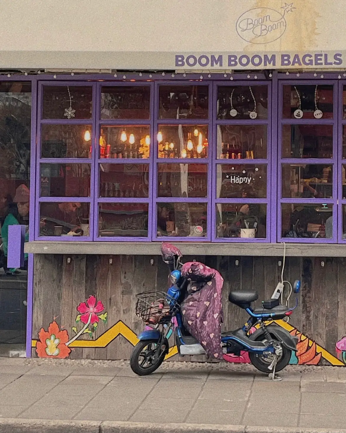 กรอบนอก นุ่มใน ไส้ทะลัก ไป boom boom bagels 🥯 | แกลเลอรีที่โพสต์โดย phployy | Lemon8