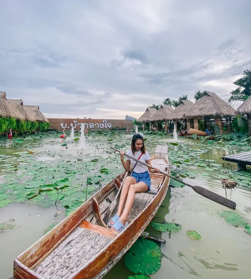 The central lotus shop, Pattaya's new landmark is very beautiful. The ...
