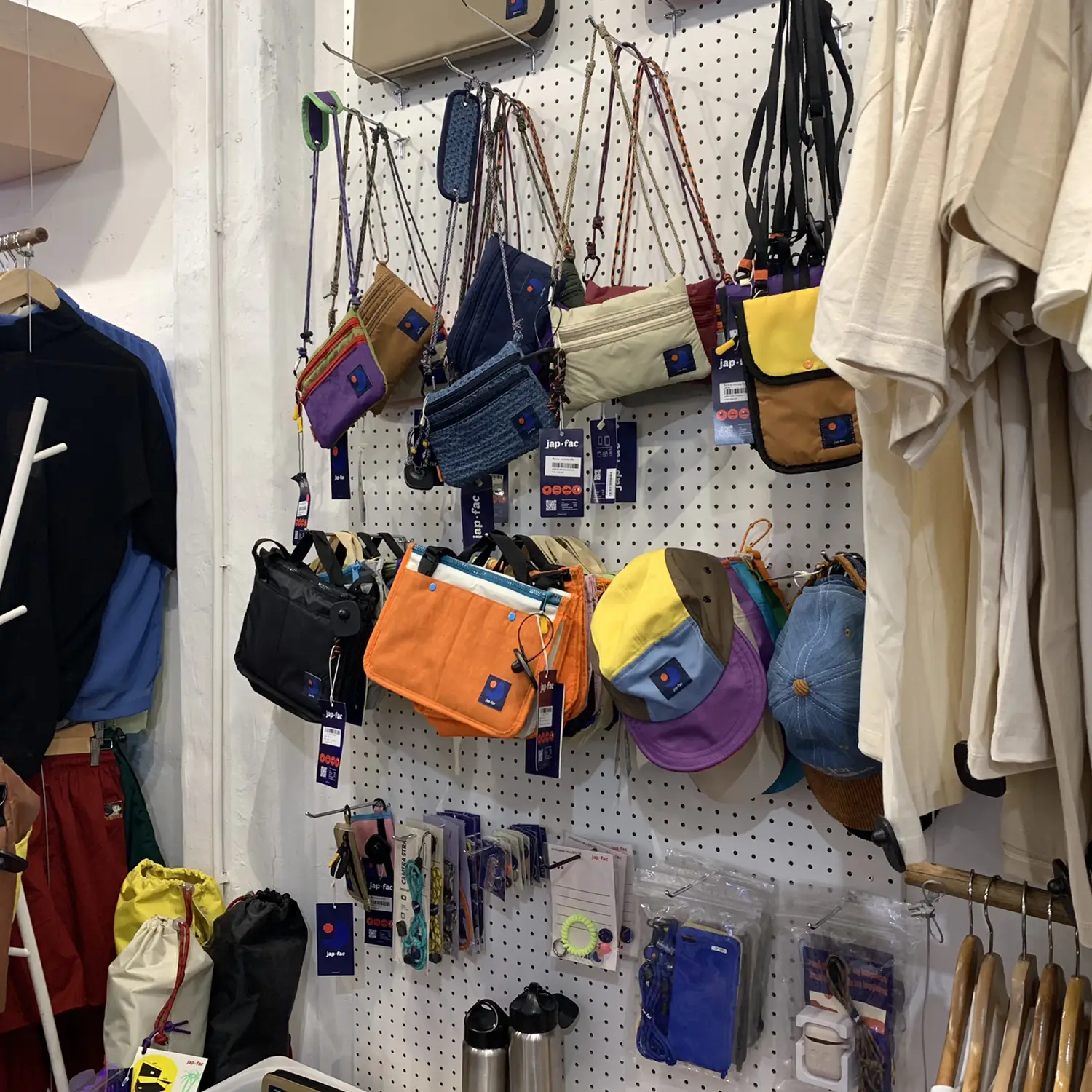 FRANK! • GARÇON • Lifestyle Store💙 | แกลเลอรีที่โพสต์โดย surwille | Lemon8