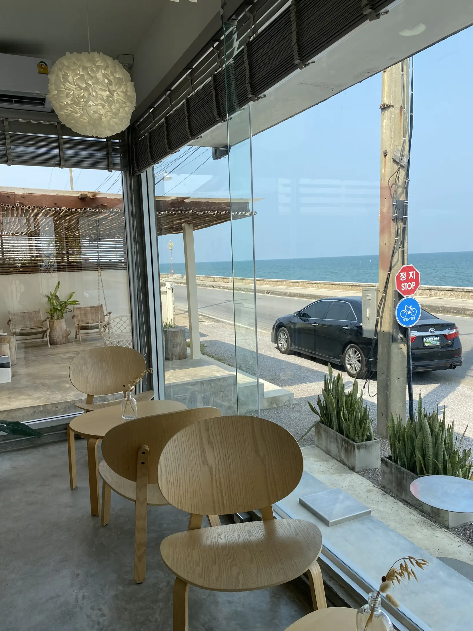 🤍Pisces cafe คาเฟ่มินิมอล ทับสะแก be like ปูซาน สุดๆ ᨳ | แกลเลอรีที่ ...