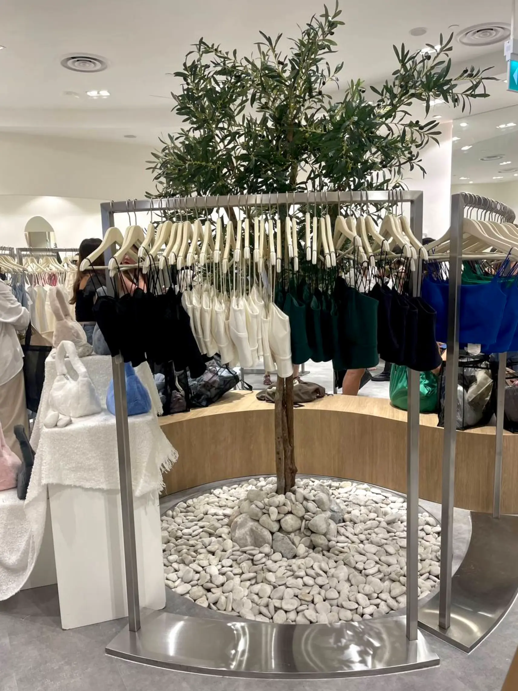 Popular blogshop LOVET has a physical store now 🥹 | แกลเลอรีที่โพสต์โดย ...