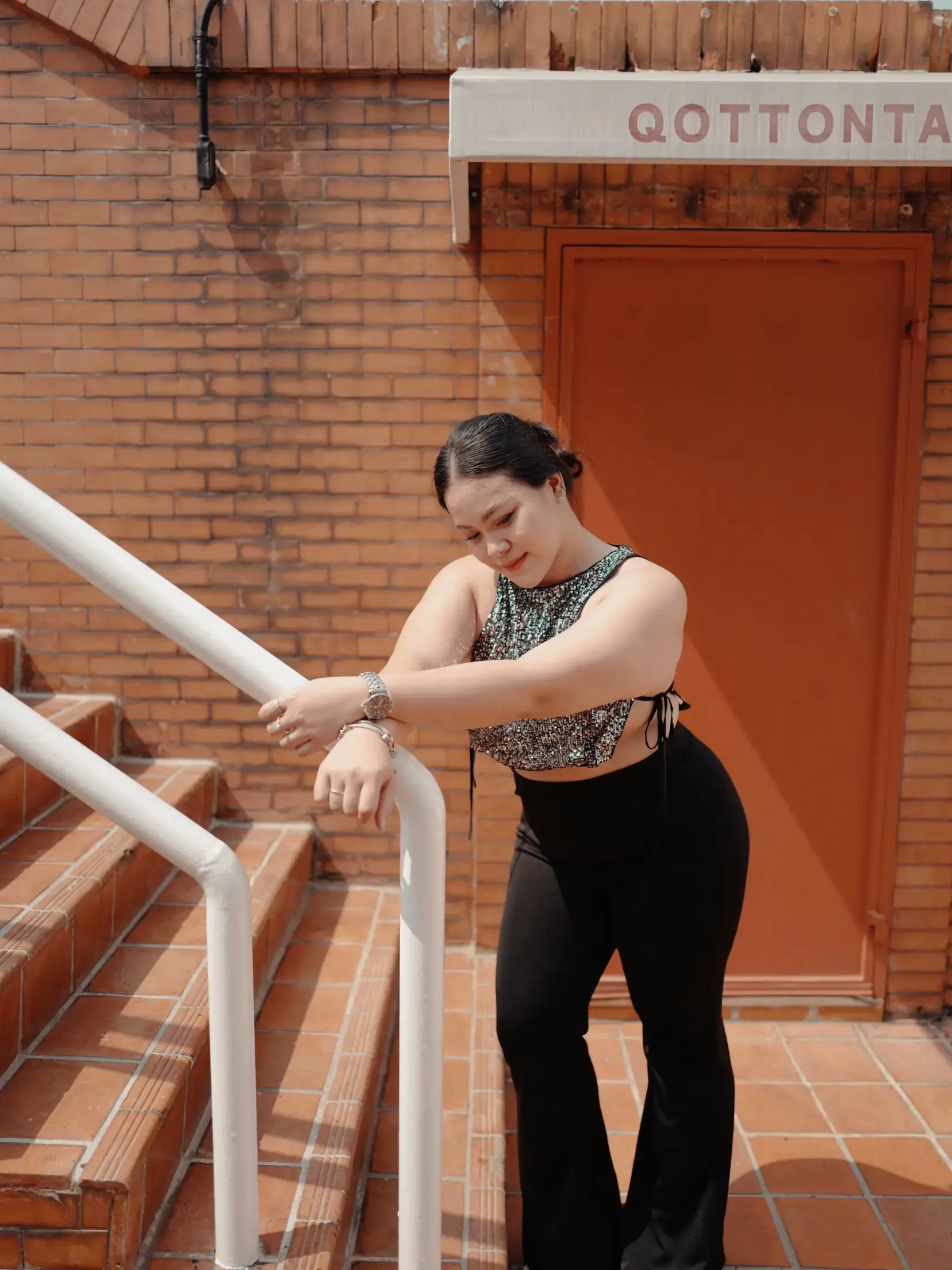 outfit idea: แต่งตัว Black Glitter ไปคาเฟ่โทนอิฐ 🧱🍊 | แกลเลอรีที่โพสต์โดย meeneem | Lemon8