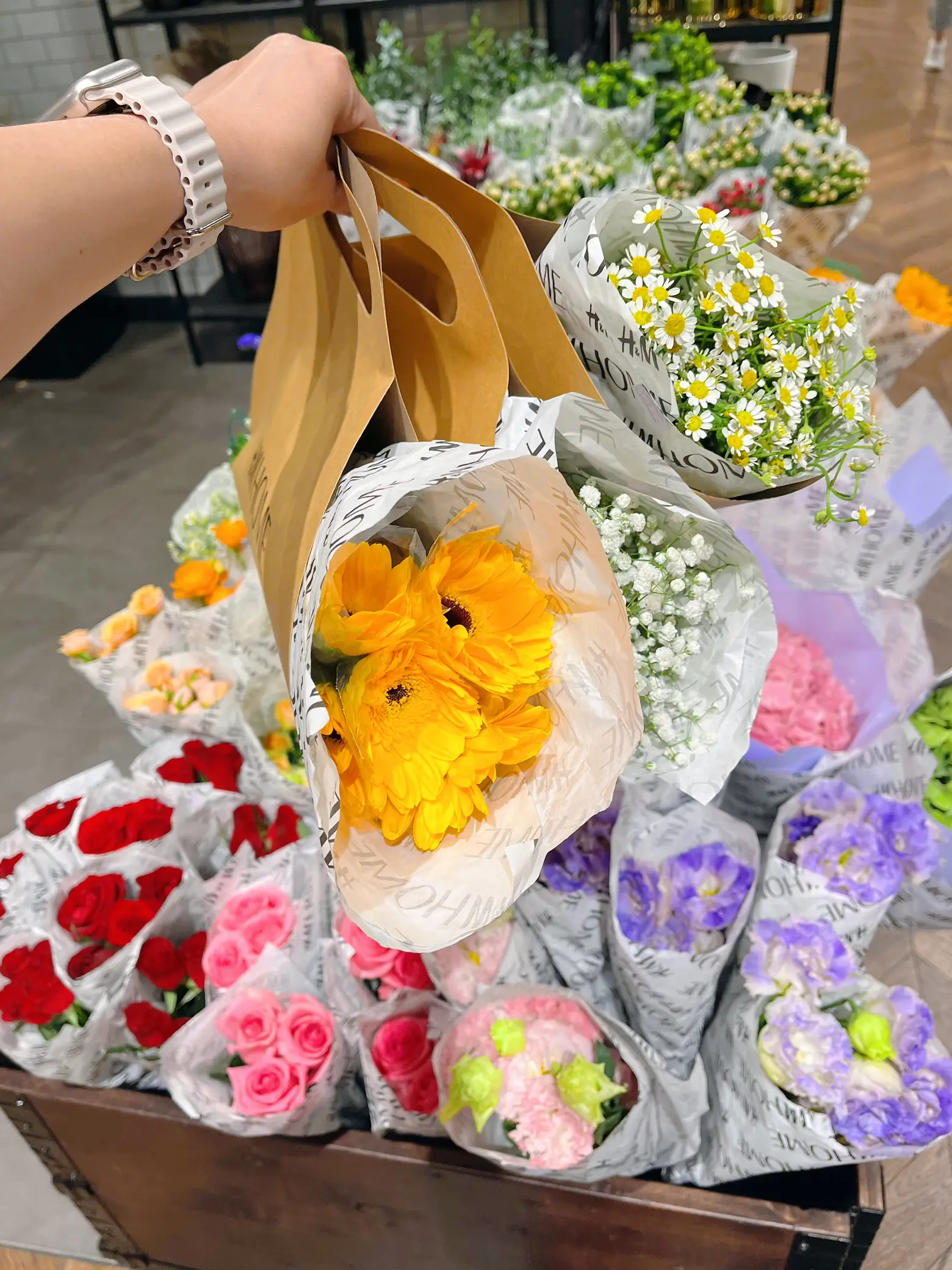 วันนี้แวะมา…ซื้อดอกไม้ที่ H&M 🌻 Central World 🍃 | แกลเลอรีที่โพสต์โดย ...