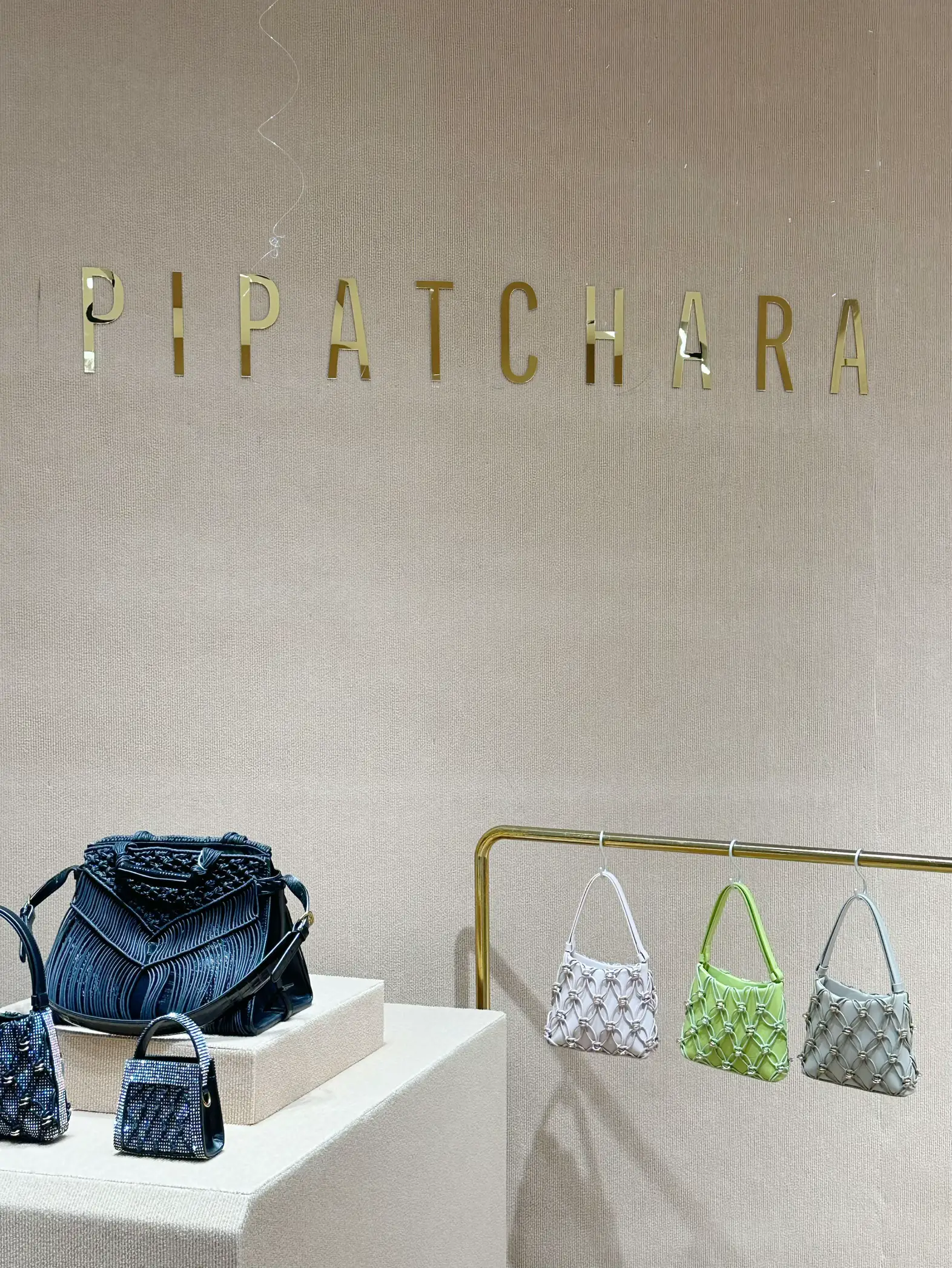 Try on! มาลองกระเป๋าจากแบรนด์ PIPATCHARA🤍 | แกลเลอรีที่โพสต์โดย ...