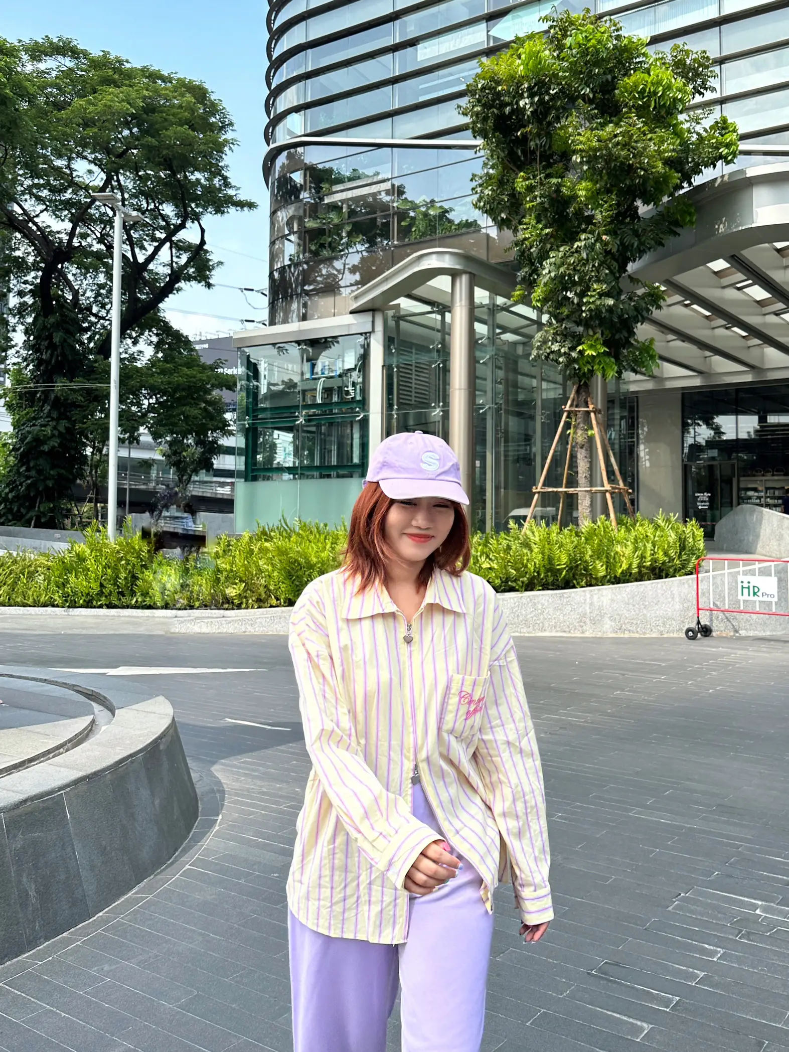 OOTD ป้ายยา cutie shirt 💛💜ใส่ไปเที่ยวก็ได้ออฟฟิศก็ดี | แกลเลอรีที่โพสต์โดย mook🧁 | Lemon8