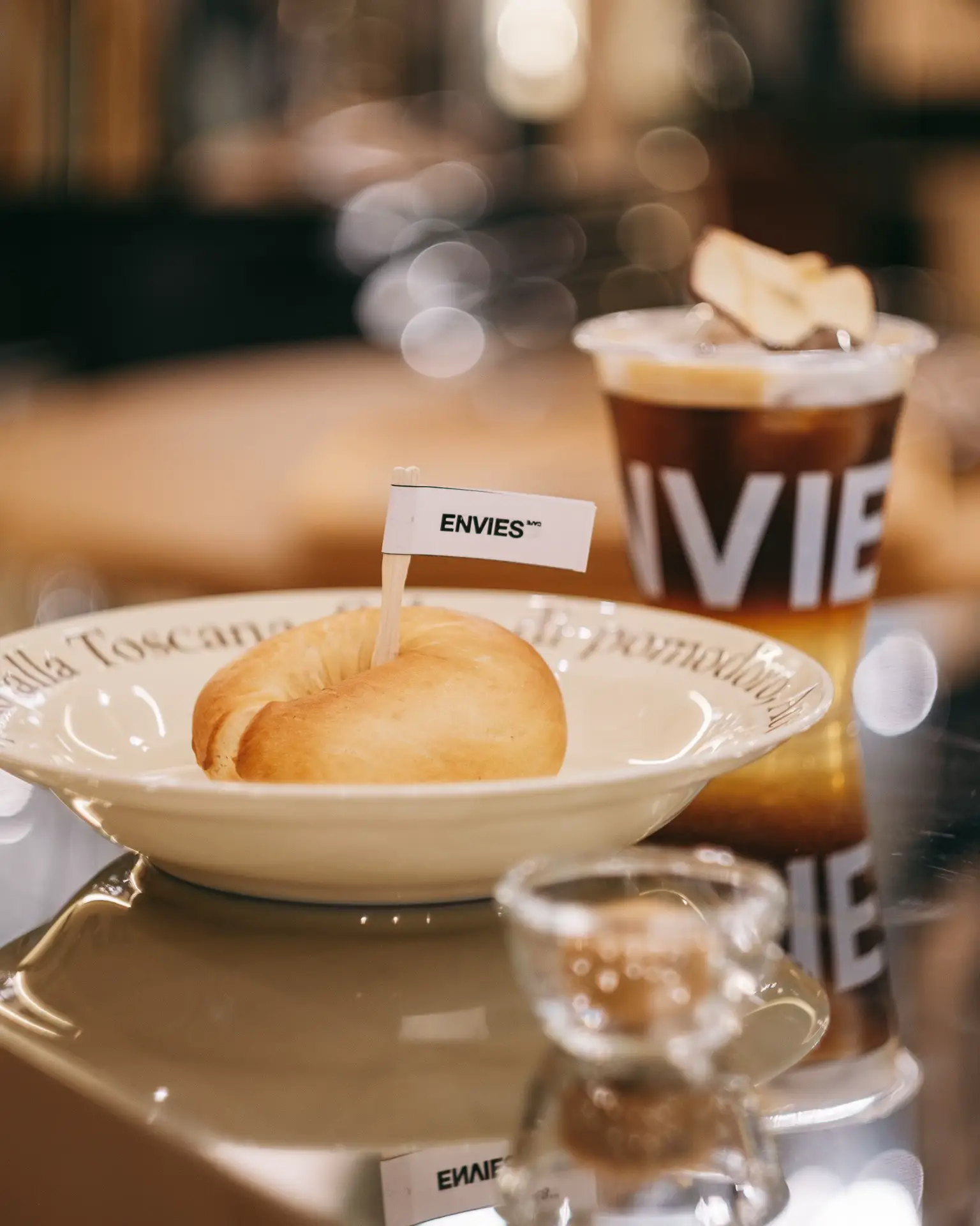 ENVIES เปิดสาขา 3 ที่ Trinity Complex สีลม ☕️🪑 | แกลเลอรีที่โพสต์โดย ...