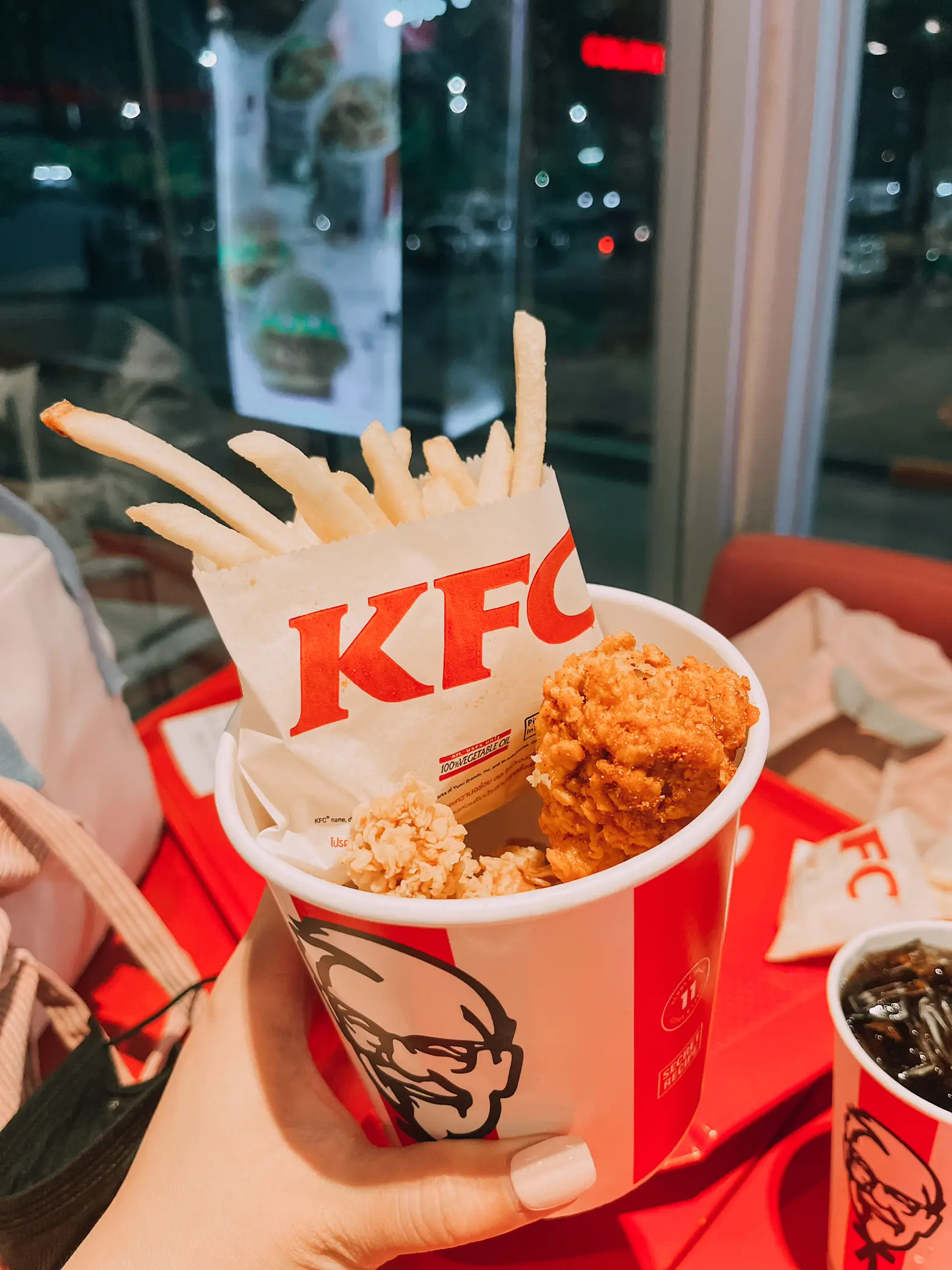 คนเดียวก็ฟินได้ อิ่มคุ้ม 69 บาท kfc | แกลเลอรีที่โพสต์โดย Niyada S | Lemon8
