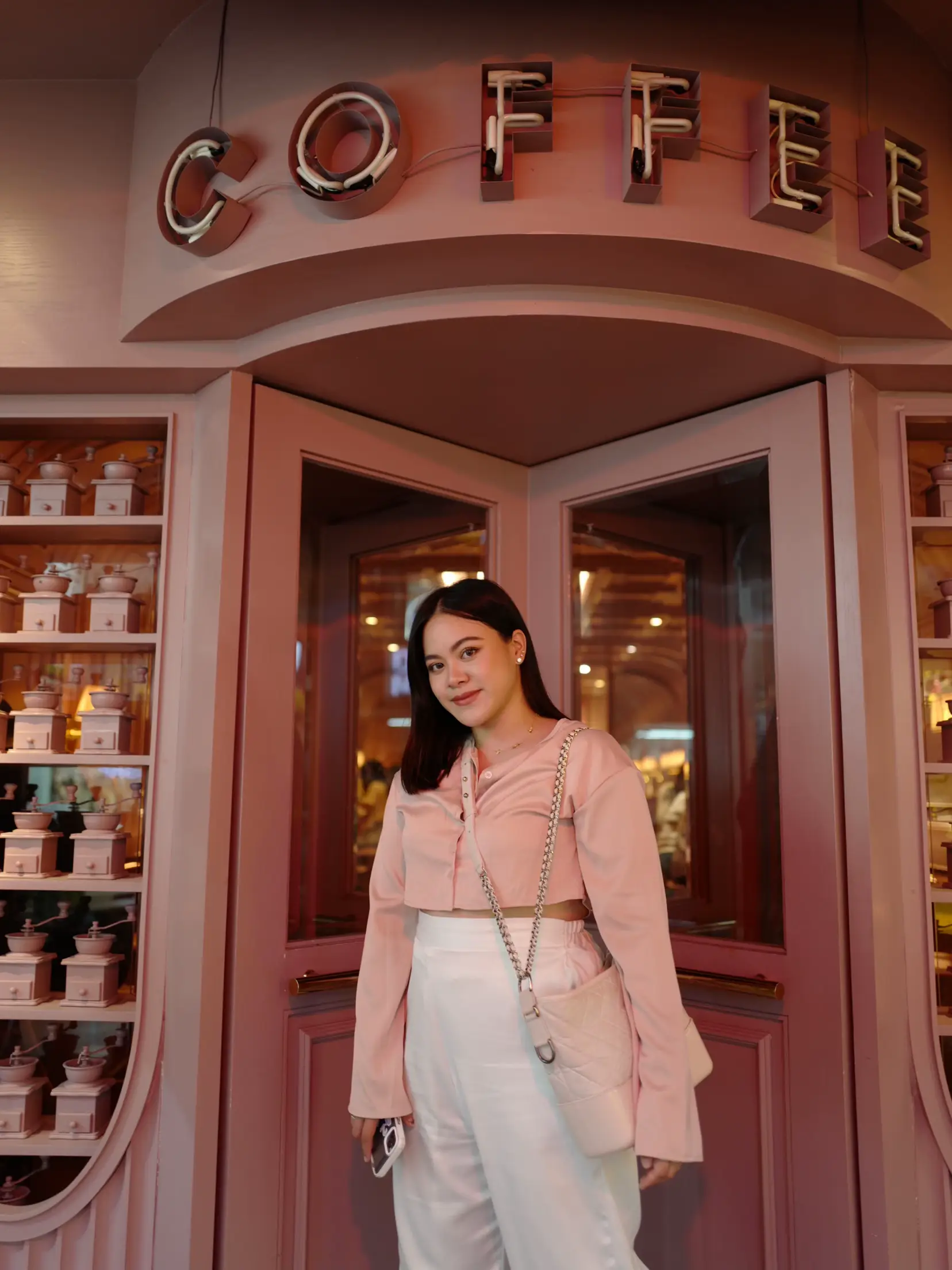 Pink with the White ไปคาเฟ่สยาม | แกลเลอรีที่โพสต์โดย meeneem | Lemon8