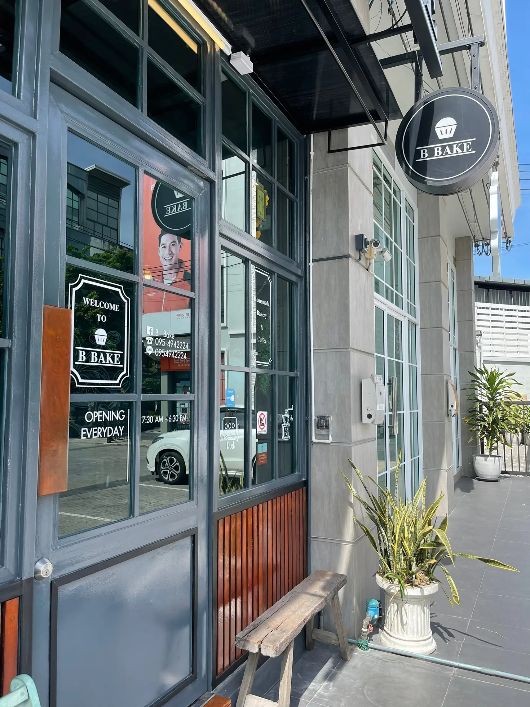 B BAKE CAFE คาเฟ่สไตล์ loft ในย่านอุดมสุขที่แสนสงบ | แกลเลอรีที่โพสต์โดย tstoey_ | Lemon8