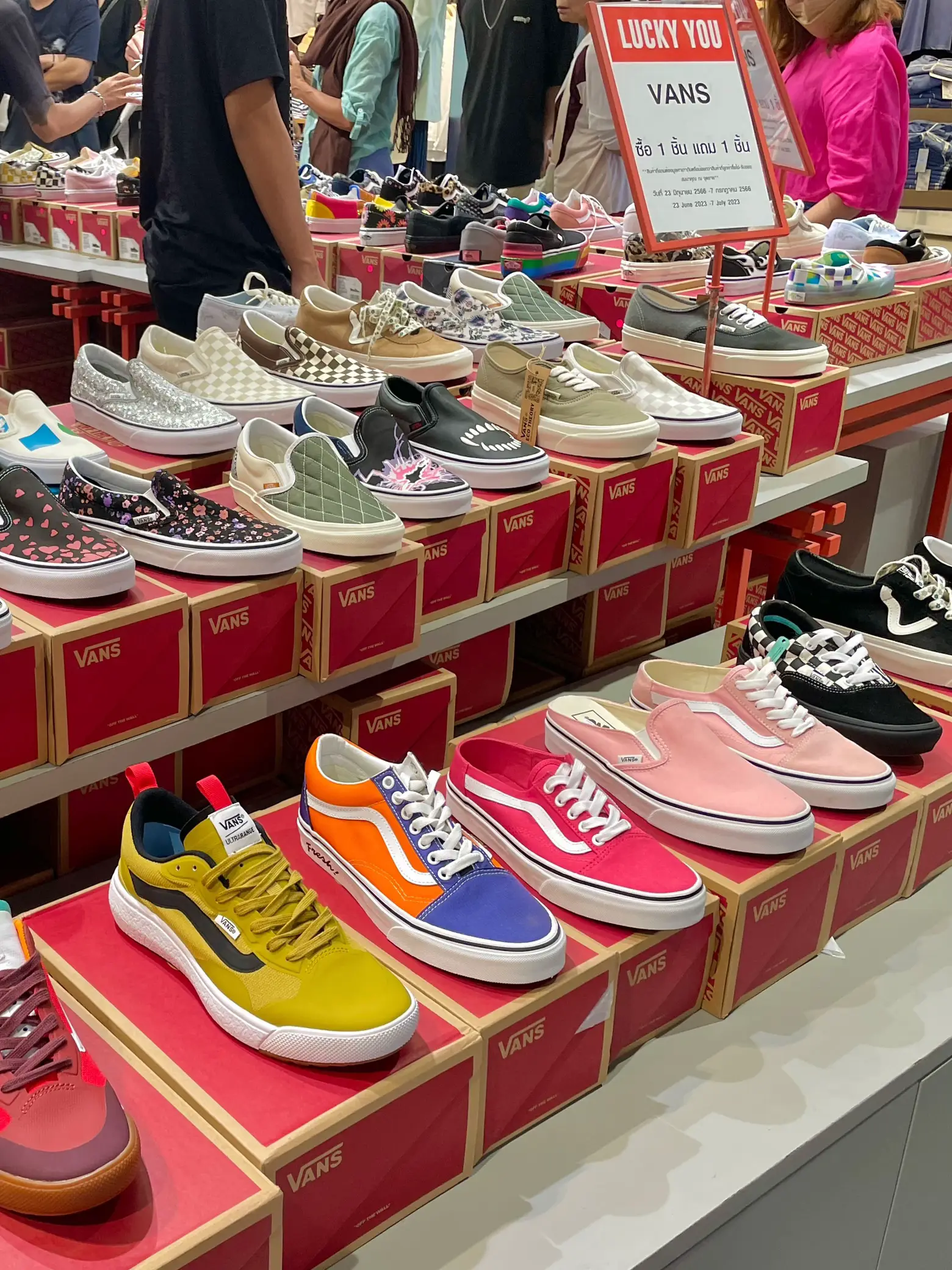 VANS 1 แถม 1 มีให้เลือกเยอะมาก 💸 | แกลเลอรีที่โพสต์โดย อเวจีสีชมพู | Lemon8