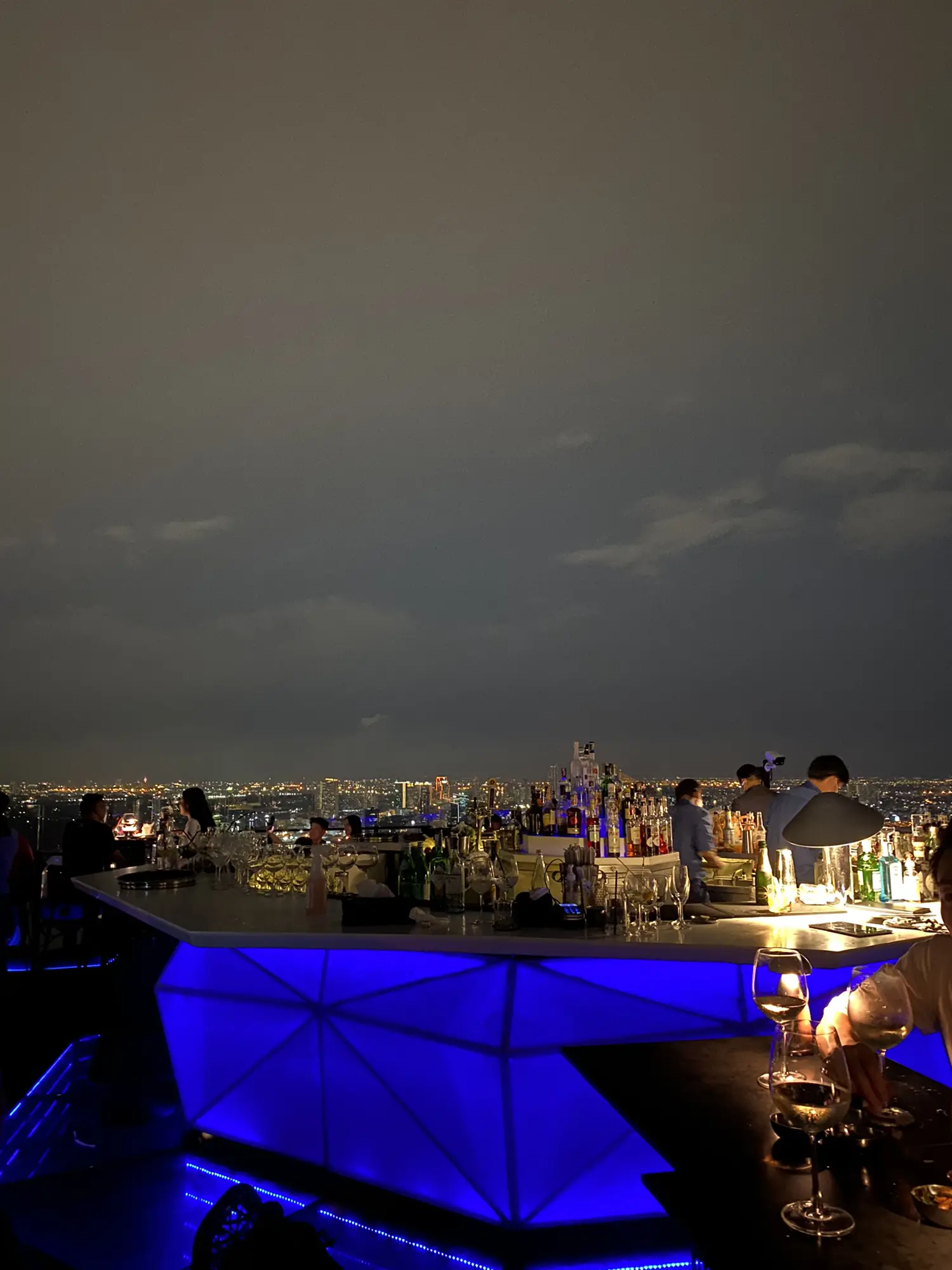 Classy rooftop skybar overlooking the Bangkok skyl | Gallery posted by ...