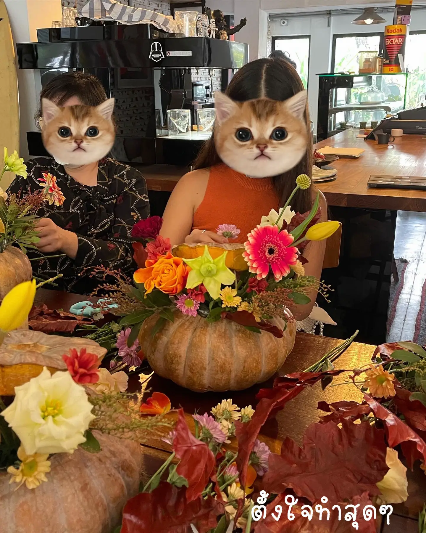 เรียนจัดดอกไม้ธีมฤดูใบไม้ร่วงกับร้าน Chez Folkies Bangkok 🍂 | แกลเลอรีที่โพสต์โดย opal658 | Lemon8