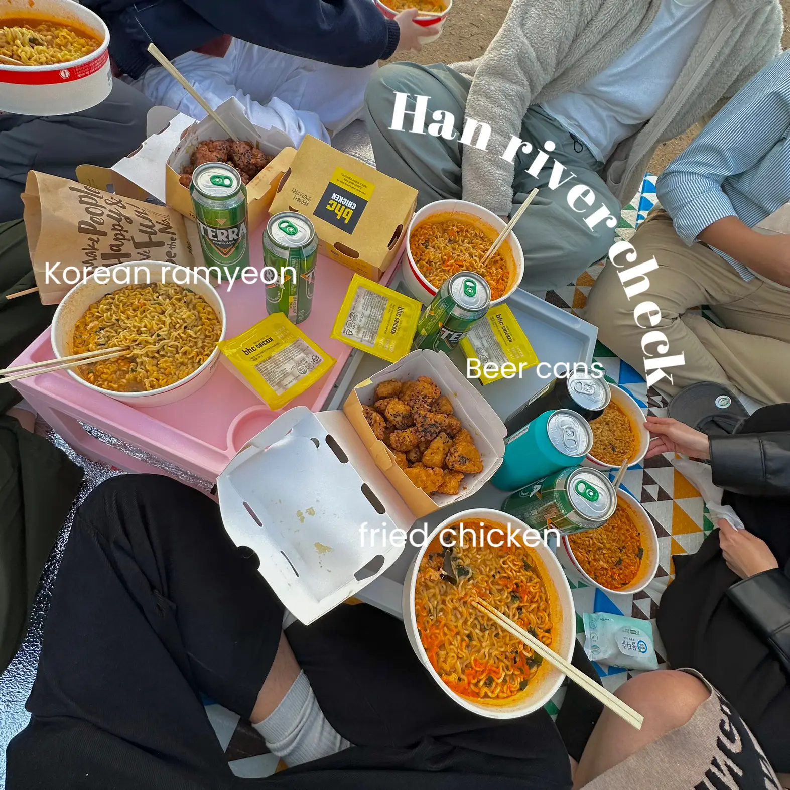 ปิคนิคแม่น้ำฮัน - Han River Picnic 🍜🍗🍻 | แกลเลอรีที่โพสต์โดย MLZ🐰💖 | Lemon8