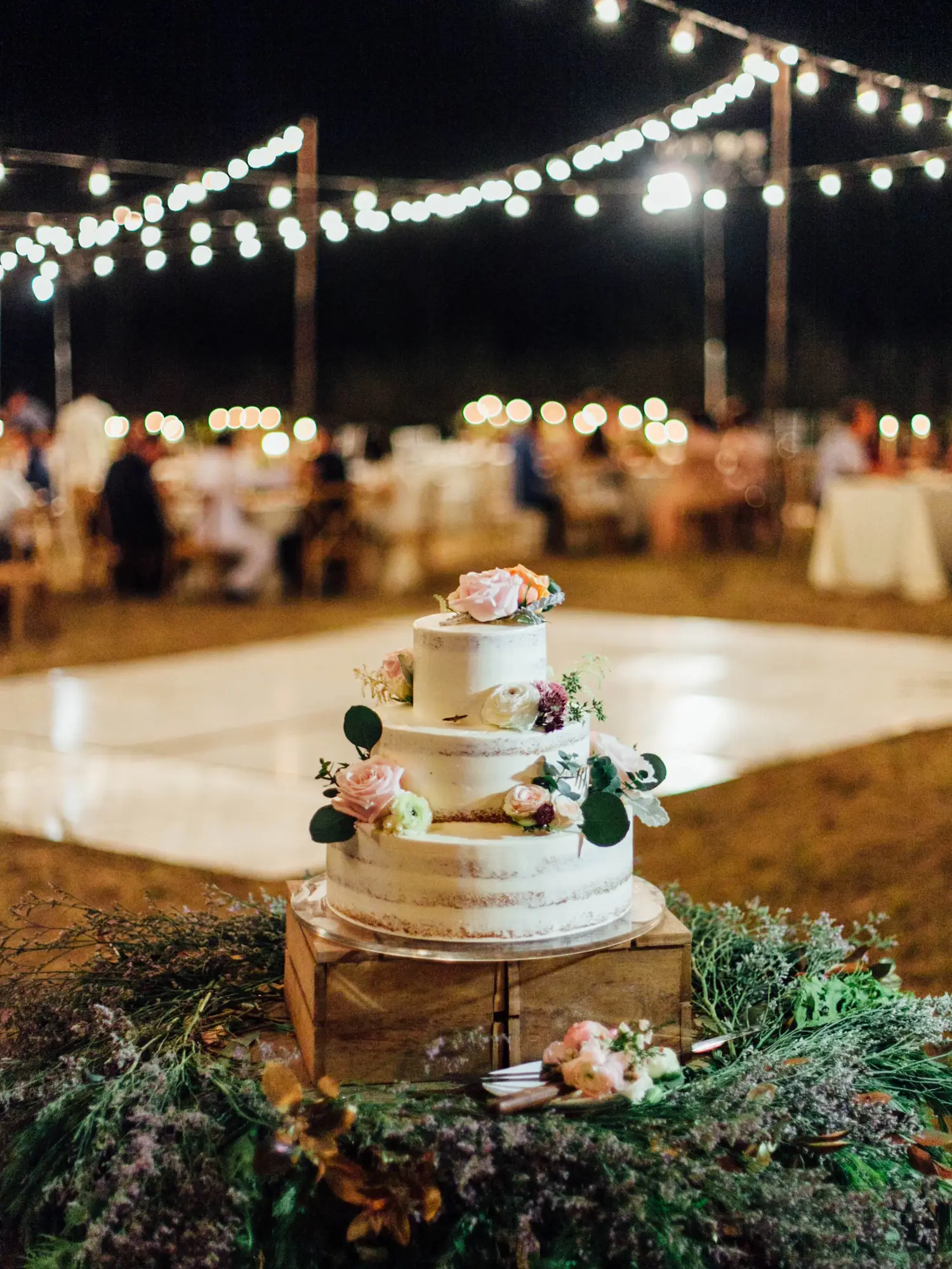 Wedding Cake: เค้กแต่งงาน rustic style | แกลเลอรีที่โพสต์โดย Brooklyn Baker | Lemon8