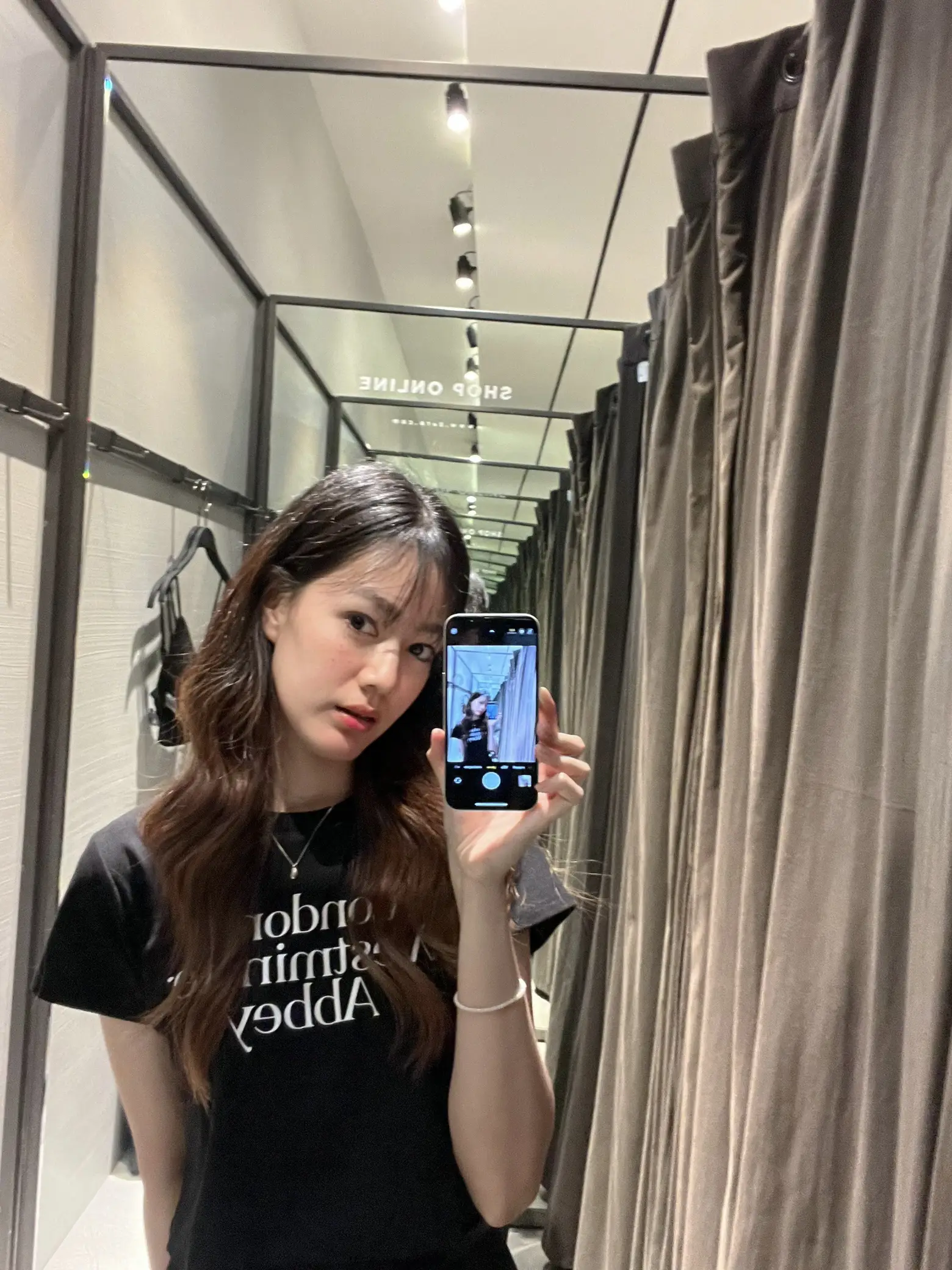 ท่าโพสถ่ายรูปหน้ากระจกสุด cool 🎧 ︎ | แกลเลอรีที่โพสต์โดย pai :•) | Lemon8