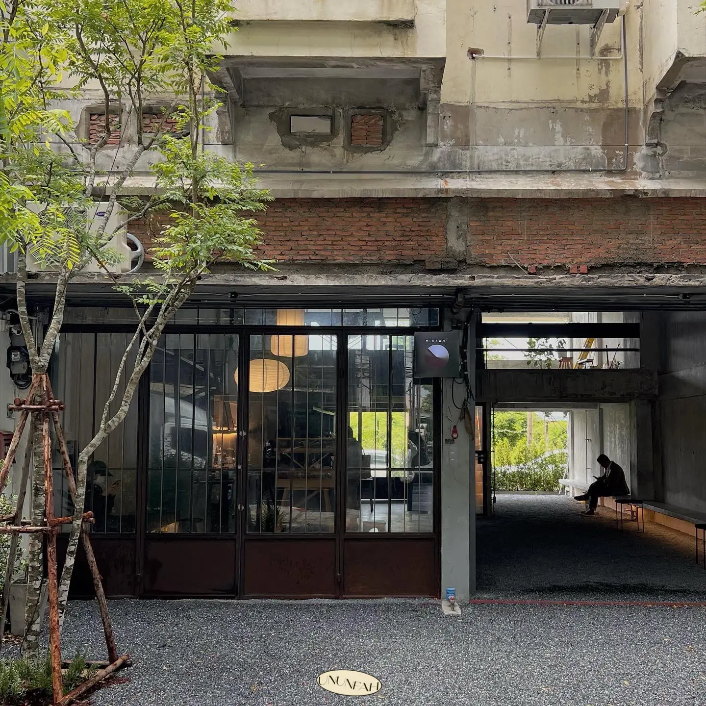 Vibrant.bkk คาเฟ่สไตล์Loft สุดเท่ห์ | แกลเลอรีที่โพสต์โดย ununfah | Lemon8