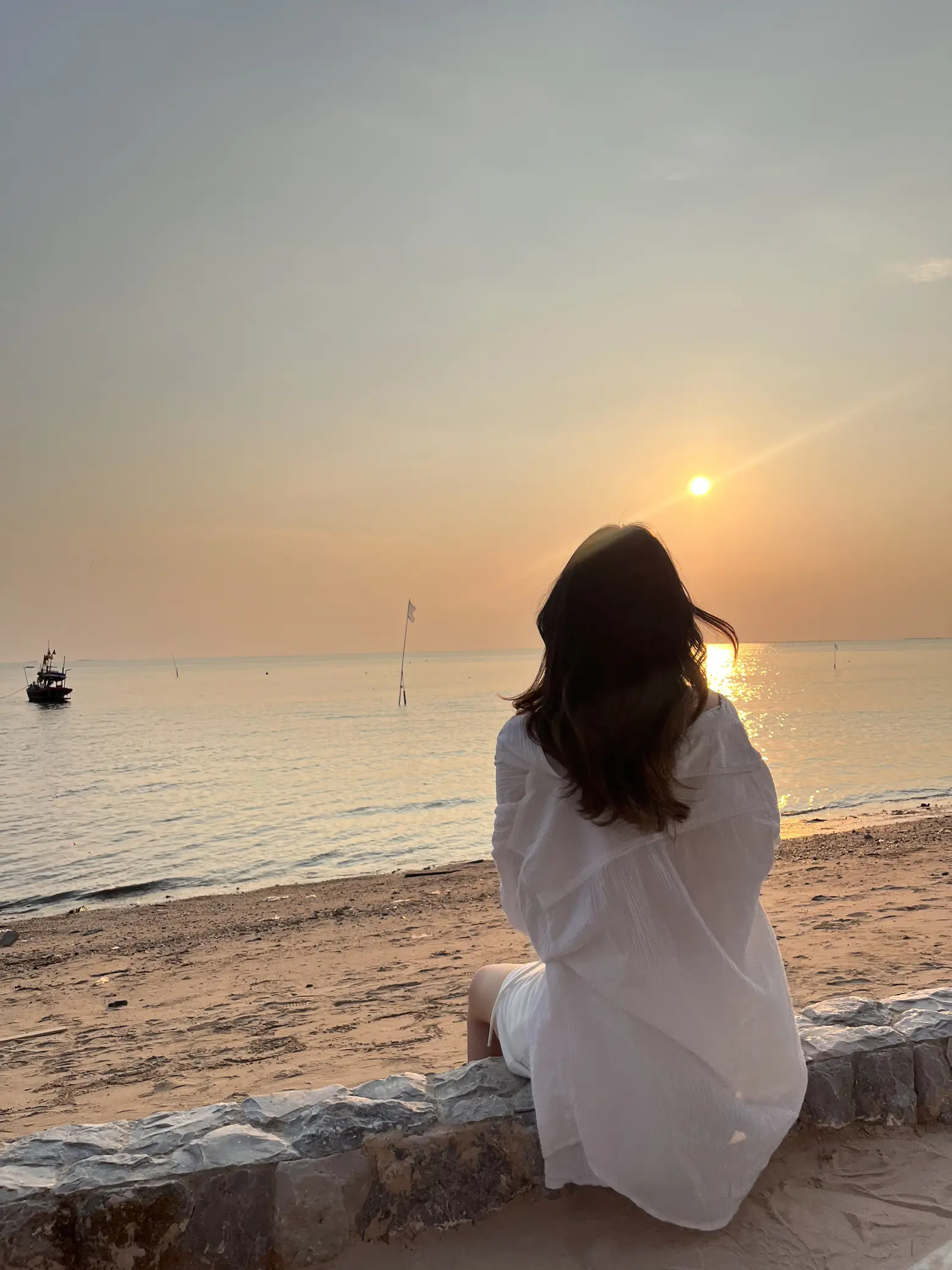 มุมถ่ายรูปริมทะเล sunset 🌥️🏝️ | แกลเลอรีที่โพสต์โดย Lemonjtx | Lemon8