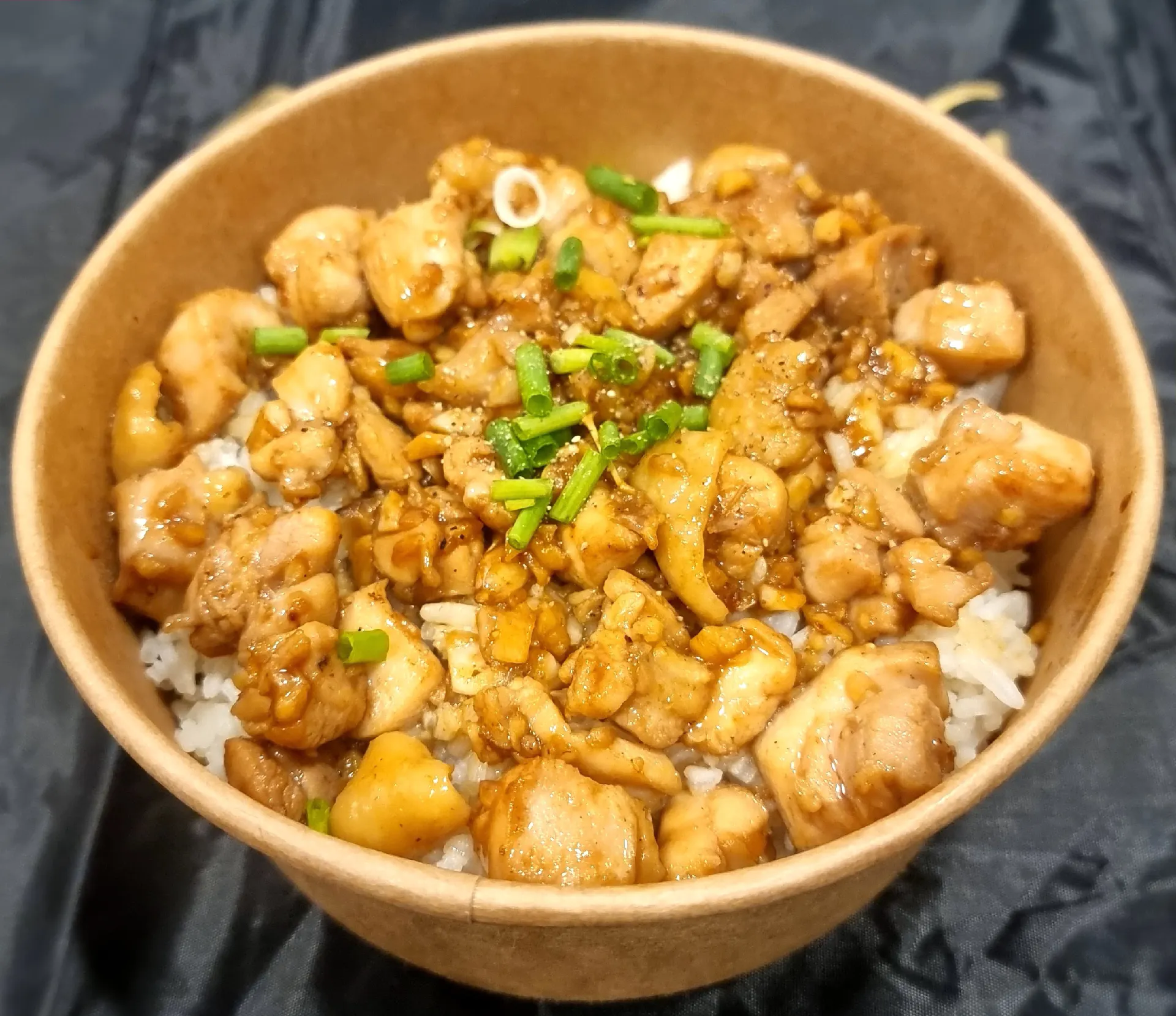 ร้าน กล่องกะเพรา ย่านรามคำแหง | แกลเลอรีที่โพสต์โดย SUN PPK | Lemon8