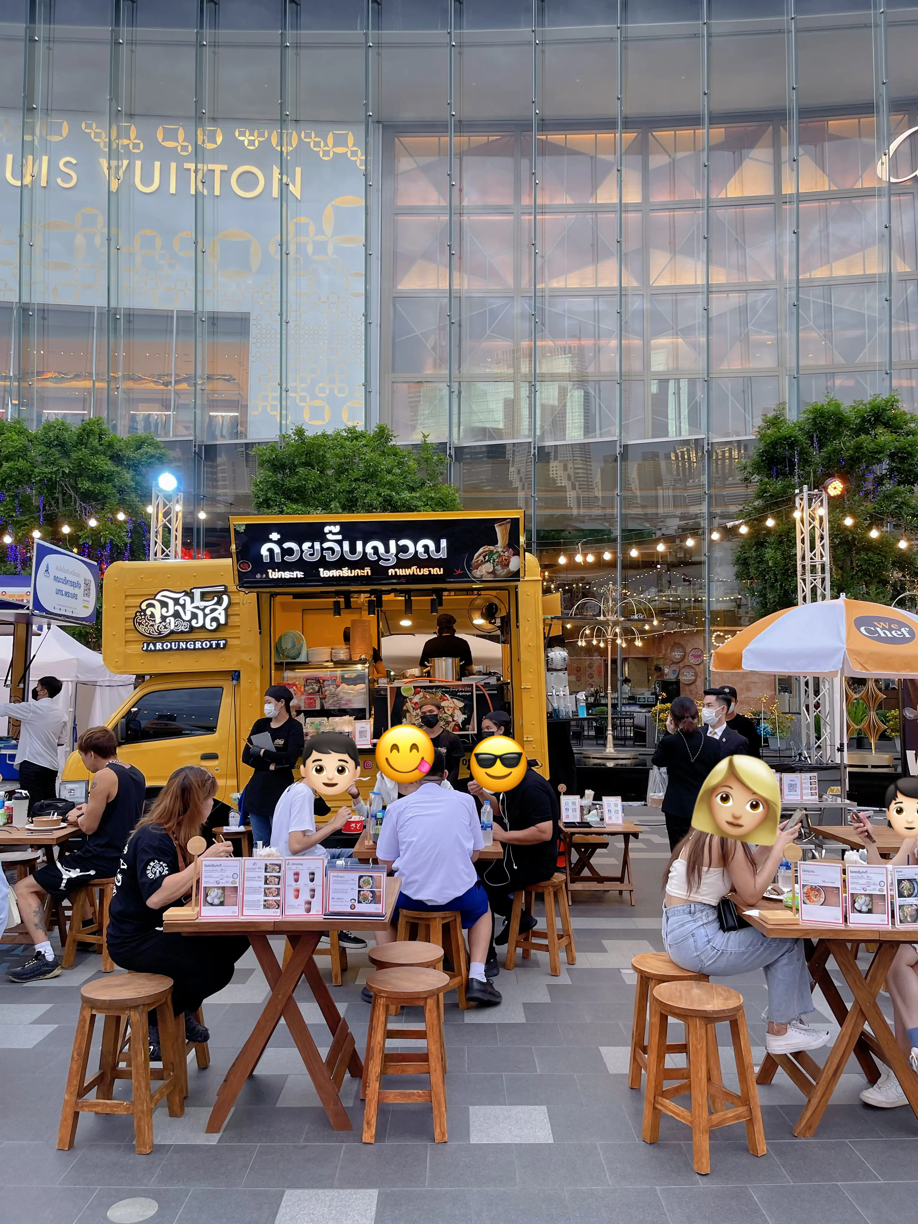 สายชิลริมน้ำห้ามพลาด 🎶 ขบวน Food Truck ร้านดังที่ ICON SIAM | แกลเลอรีที่โพสต์โดย toffeesrt | Lemon8