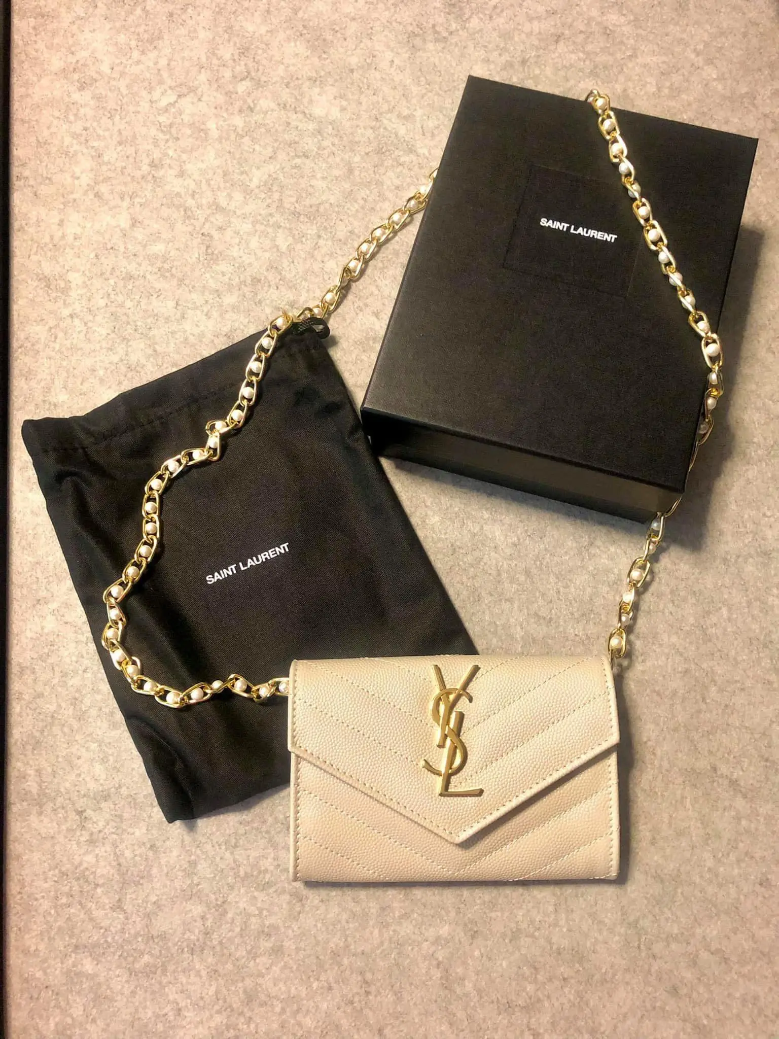 รีวิวหลังใช้จริง 1 ปี YSL small envelope wallet🤍 | แกลเลอรีที่โพสต์โดย ...