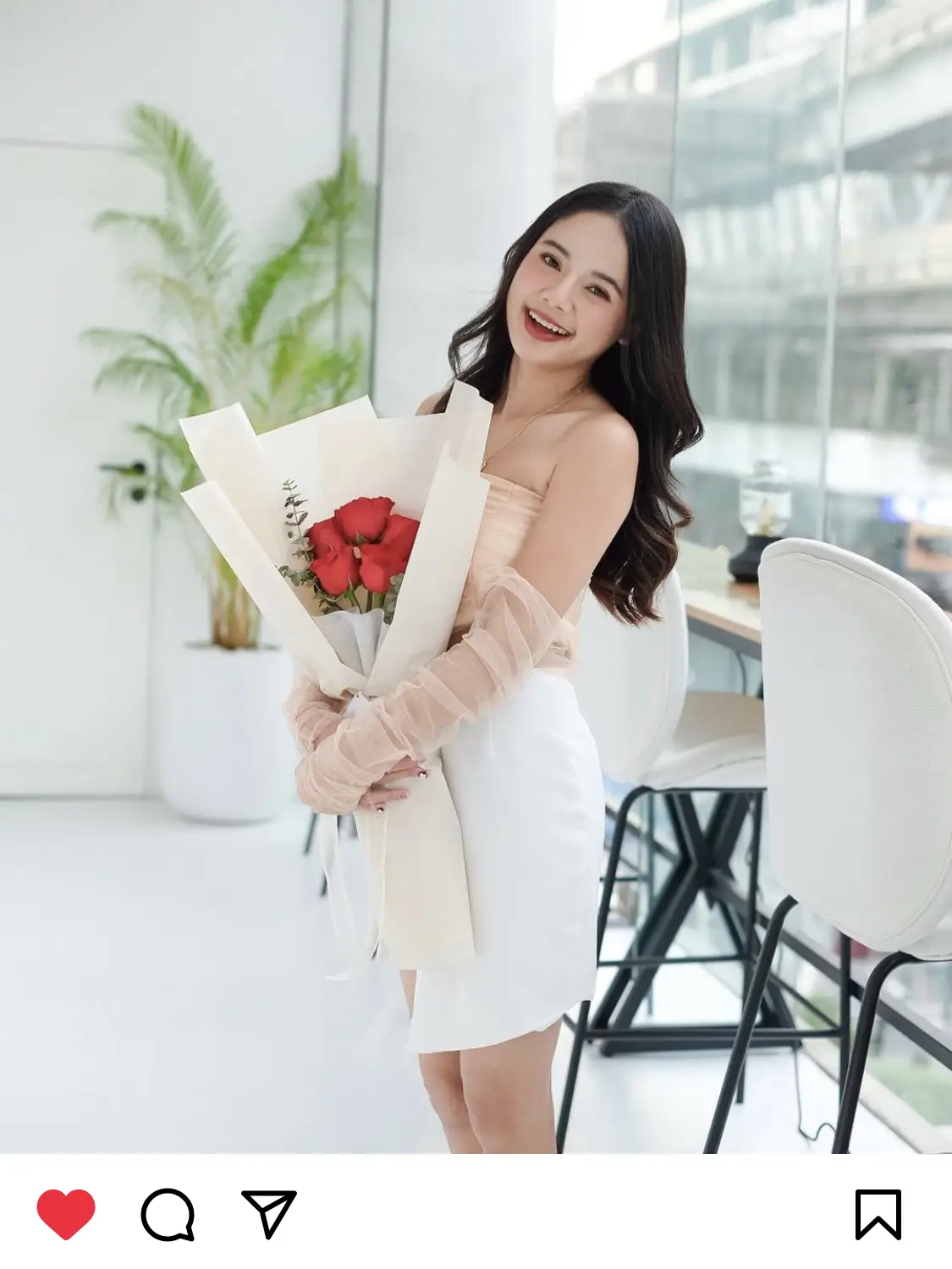 แจกท่าโพสกับดอกไม้ต้อนรับ Valentine's Day🌹 | แกลเลอรีที่โพสต์โดย sixsix | Lemon8