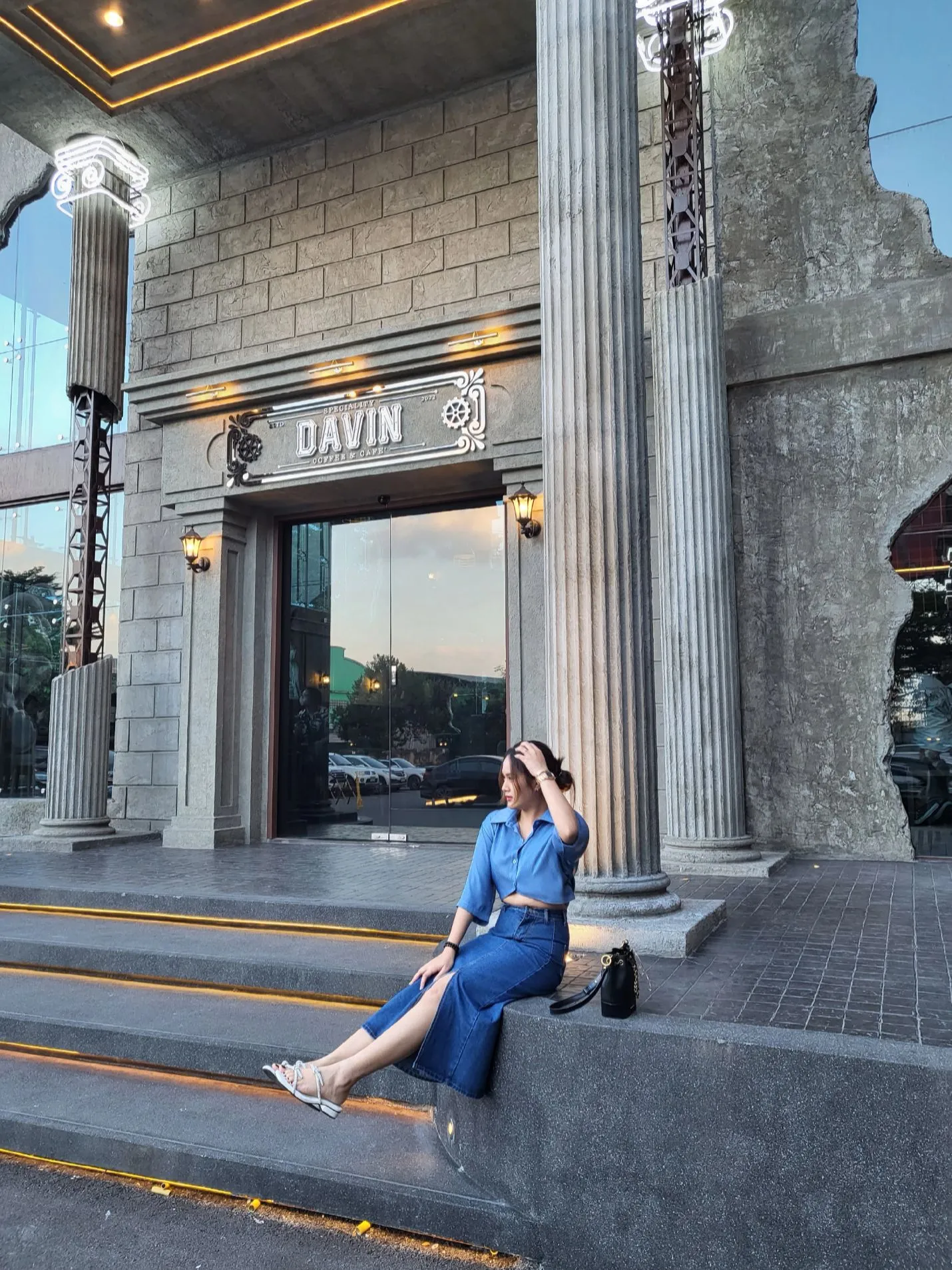 คาเฟ่เลียบทางด่วน เอกมัย-รามอินทรา | แกลเลอรีที่โพสต์โดย Tuner Kulthida | Lemon8