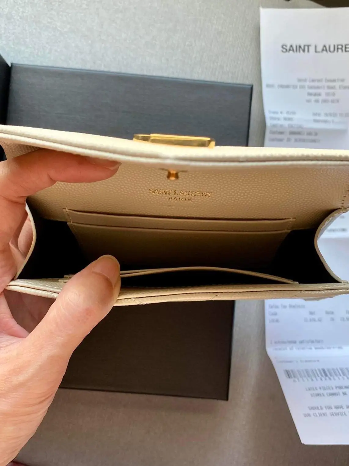 รีวิวหลังใช้จริง 1 ปี YSL small envelope wallet🤍 | แกลเลอรีที่โพสต์โดย ...
