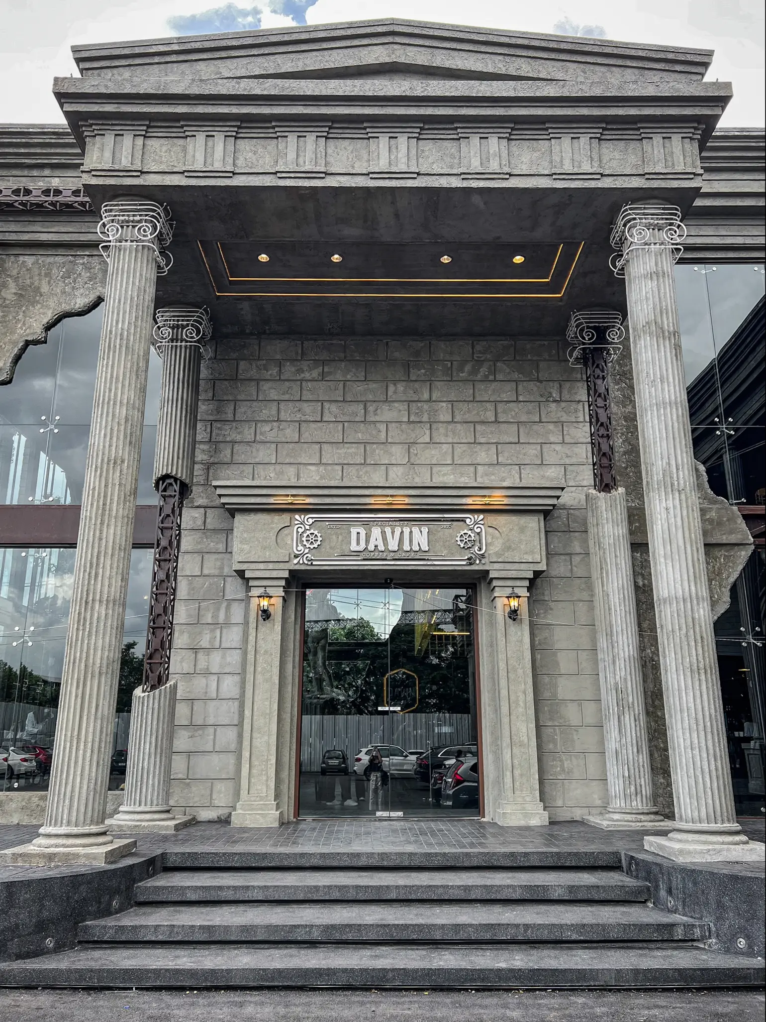 คาเฟ่เปิดใหม่สไตล์วิหารอลังการมาก 🏛 DAVIN เลียบด่วน ☕️ | แกลเลอรีที่ ...
