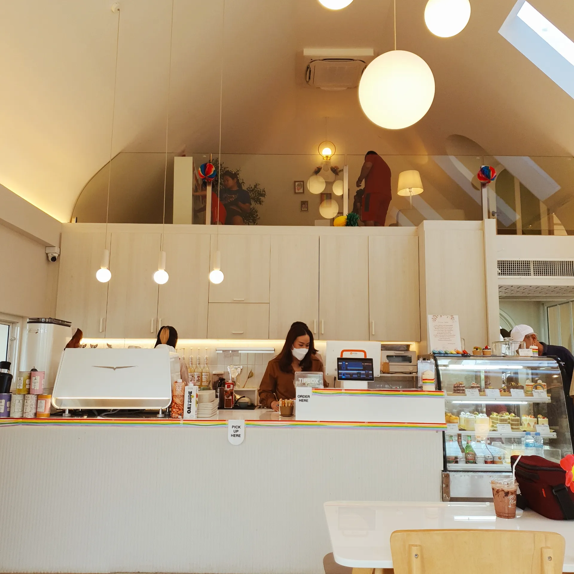 Oliva cafe คาเฟ่น้องหมาเข้าได้ปทุมธานี | แกลเลอรีที่โพสต์โดย aster.corgi | Lemon8