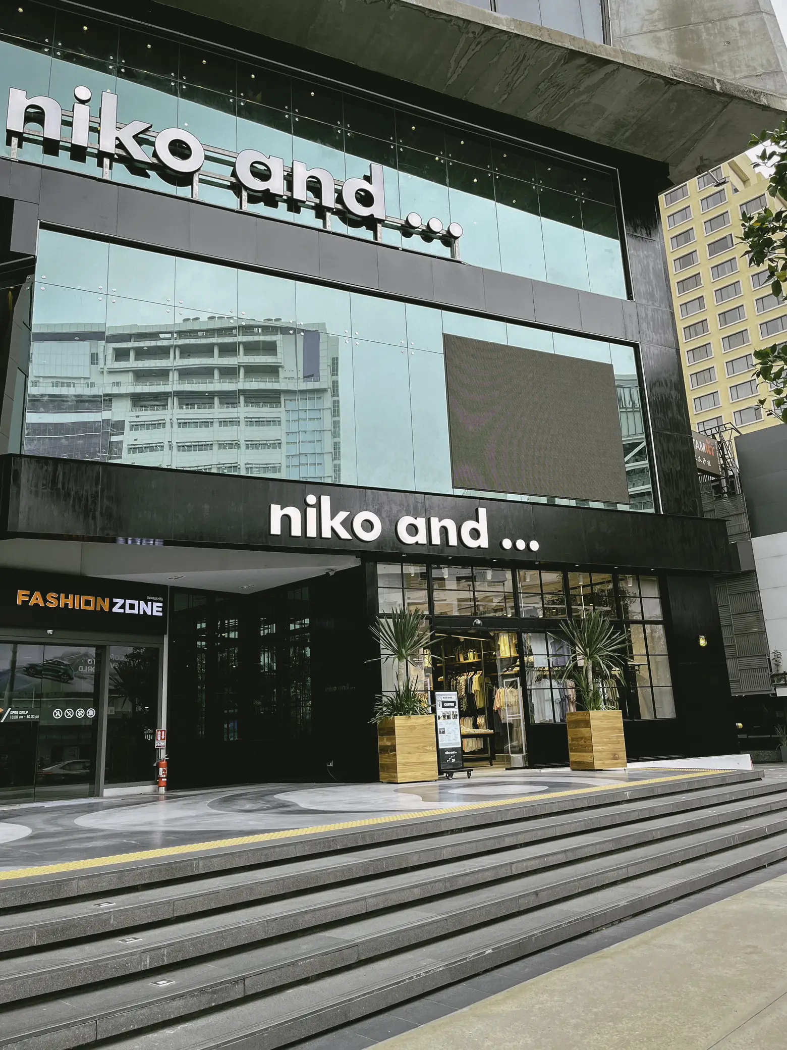 เปิดพิกัดที่นั่งชิล&นั่งทำงานแห่งใหม่ในสยามสแควร์วัน!? 🛋️🌭 | แกลเลอรีที่โพสต์โดย ISAYWORK | Lemon8