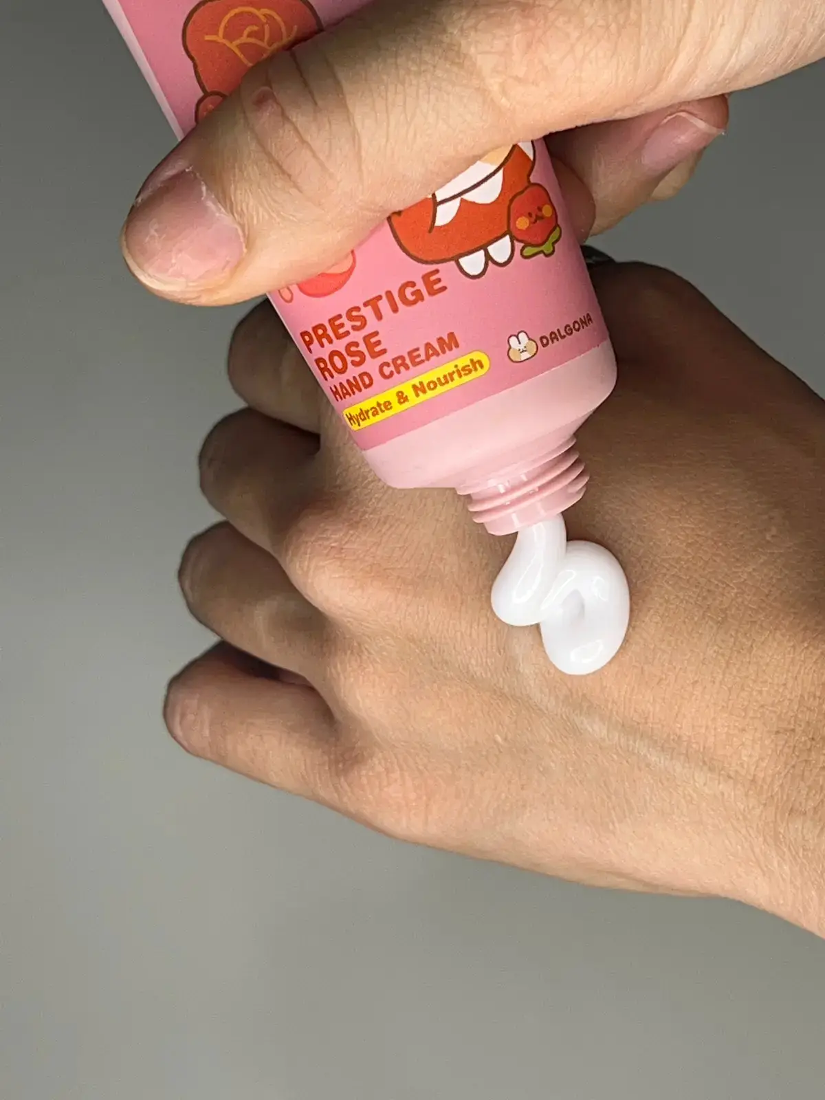 แฮนด์ครีม บำรุงมือผิวนุ่มของวัตสัน หอมม๊ากกก🌹😘 | แกลเลอรีที่โพสต์โดย Cap.ji | Lemon8