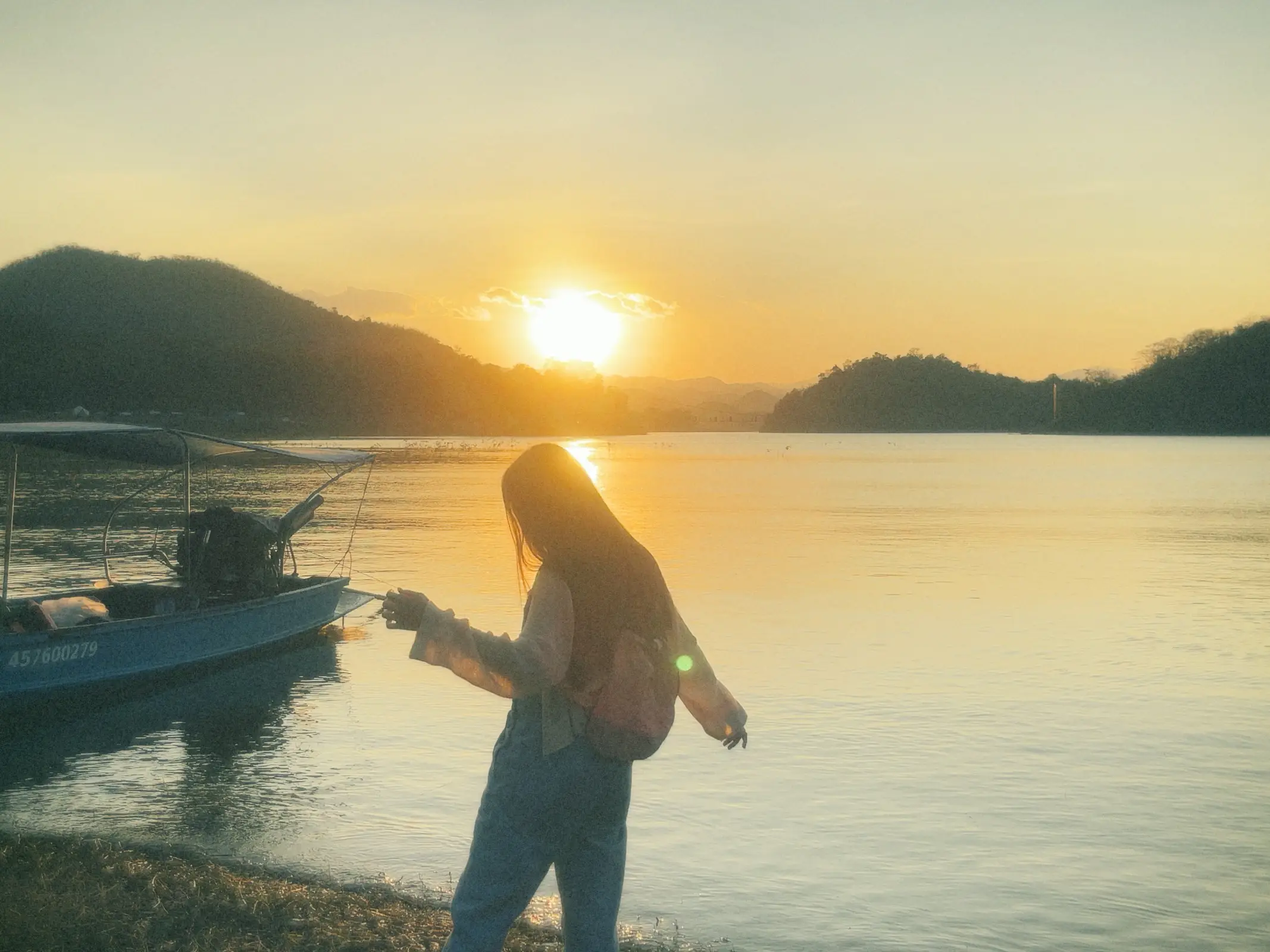 นั่งเรือชิวๆเขื่อนแก่งกระจาน เพชรบุรี 🛶 ดูพระอาทิตย์ตกดิน 🌥️ | แกลเลอรีที่โพสต์โดย Kanni | Lemon8