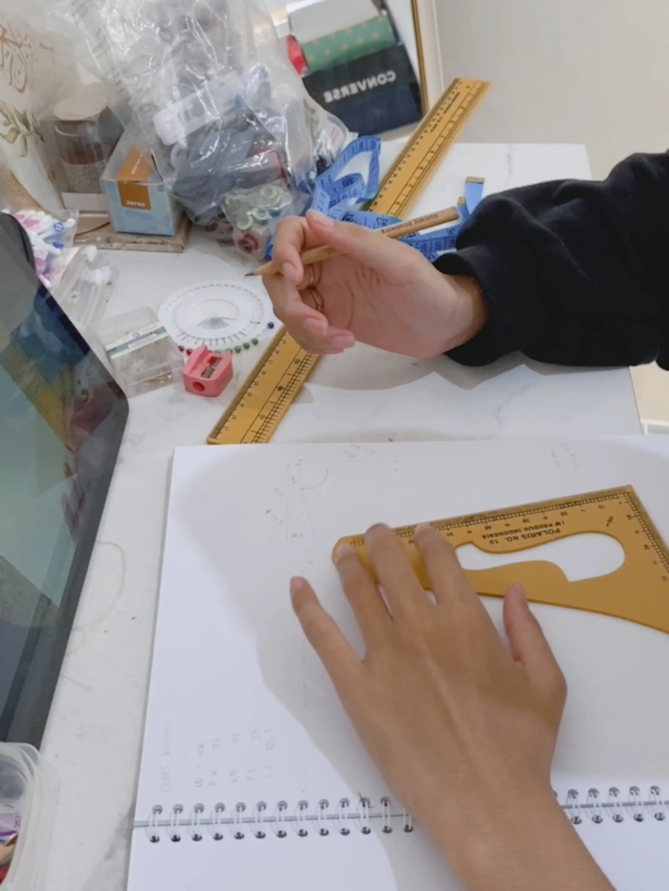 Episode 1 Menjahit Outer Merah | วิดีโอที่เผยแพร่โดย Cindy Anggraini | Lemon8