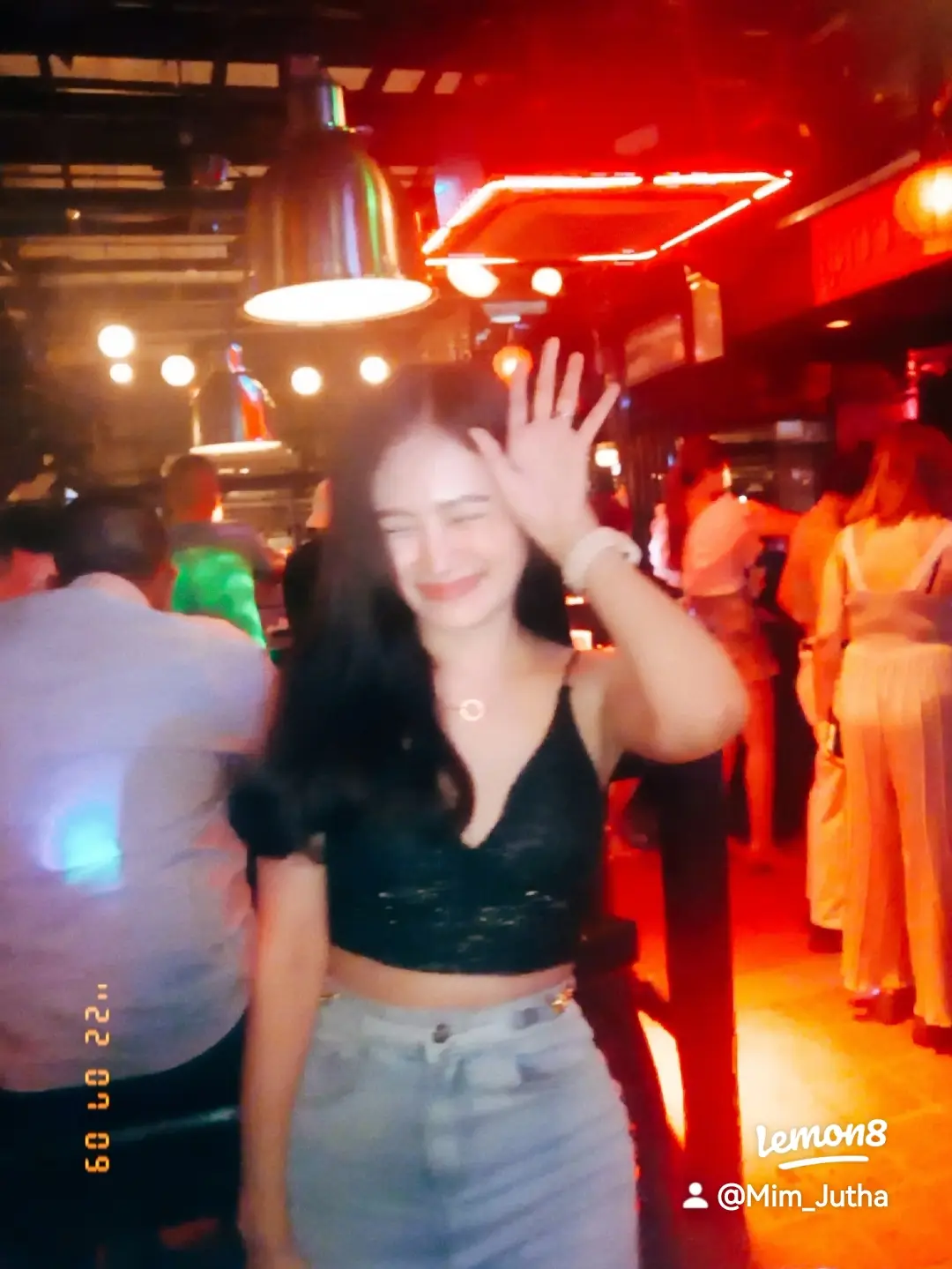 [ How to ถ่ายรูปเปิดแฟลช แบบสับ ในผับไฟสลัว] | แกลเลอรีที่โพสต์โดย Mim_Jutha | Lemon8