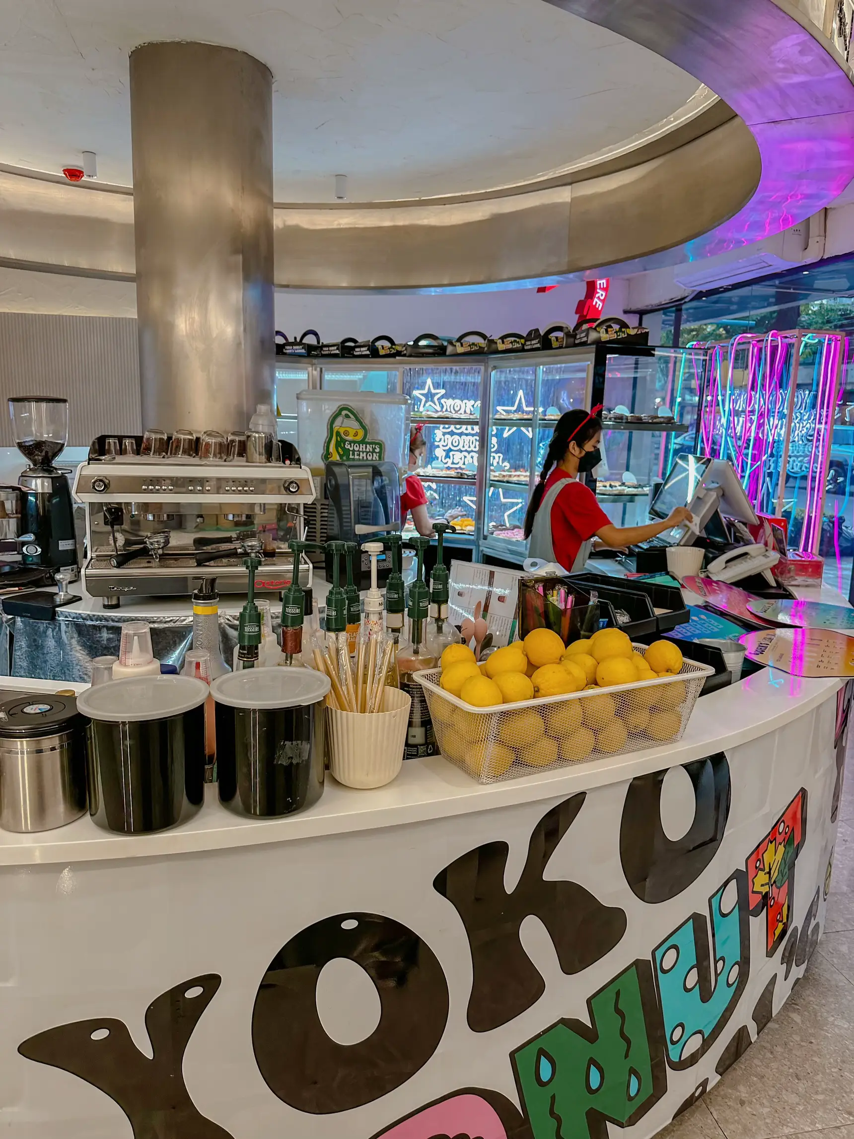 Yoko Donut & John's 🍩ย่านบรรทัดทอง | แกลเลอรีที่โพสต์โดย asma.ntd | Lemon8