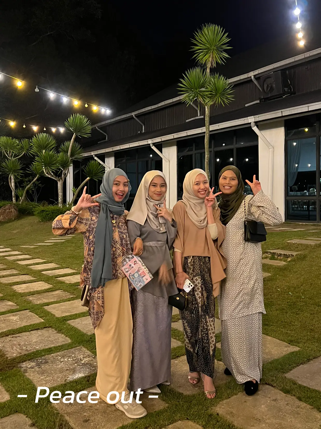 Raya Poses Ideas with Friends | แกลเลอรีที่โพสต์โดย elisa | Lemon8