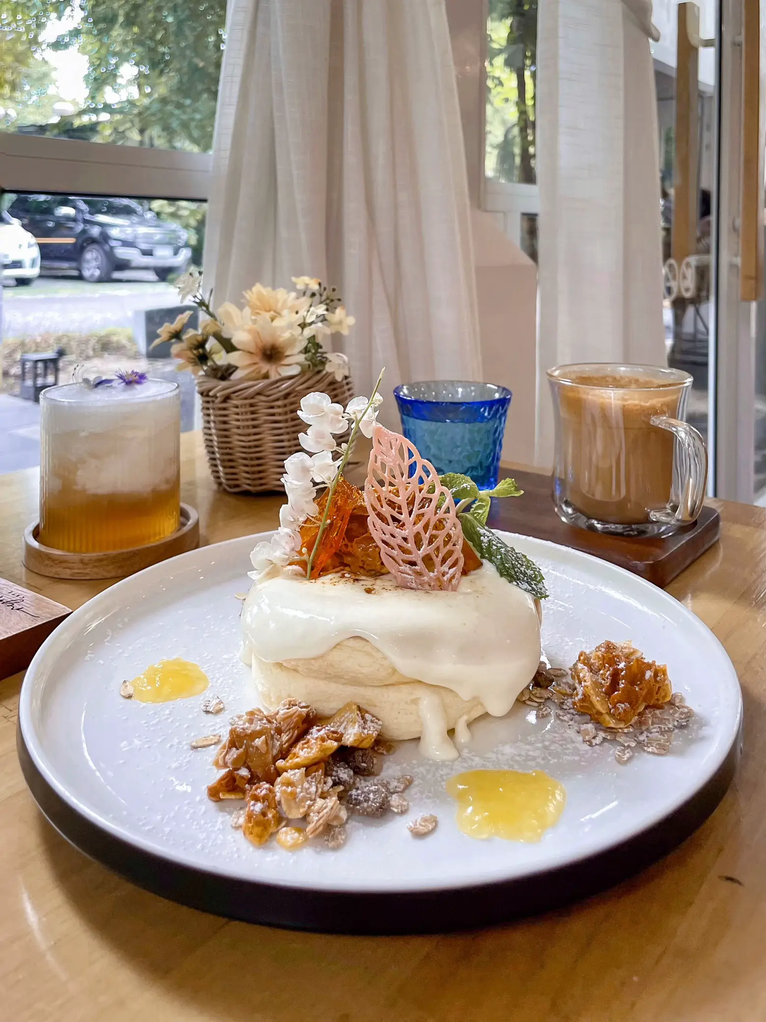 รีวิว Ryoku Cafe🌸🌼 คาเฟ่สไตล์ร้านดอกไม้พร้อมมุมถ่ายรูปสุดปัง | แกลเลอรี ...