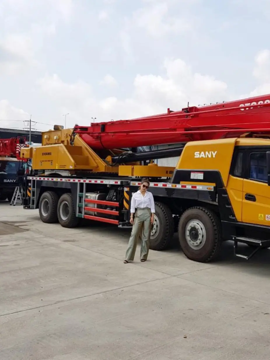 OOTD ฉบับ heavy machine industry boss lady | แกลเลอรีที่โพสต์โดย Kiki | Lemon8